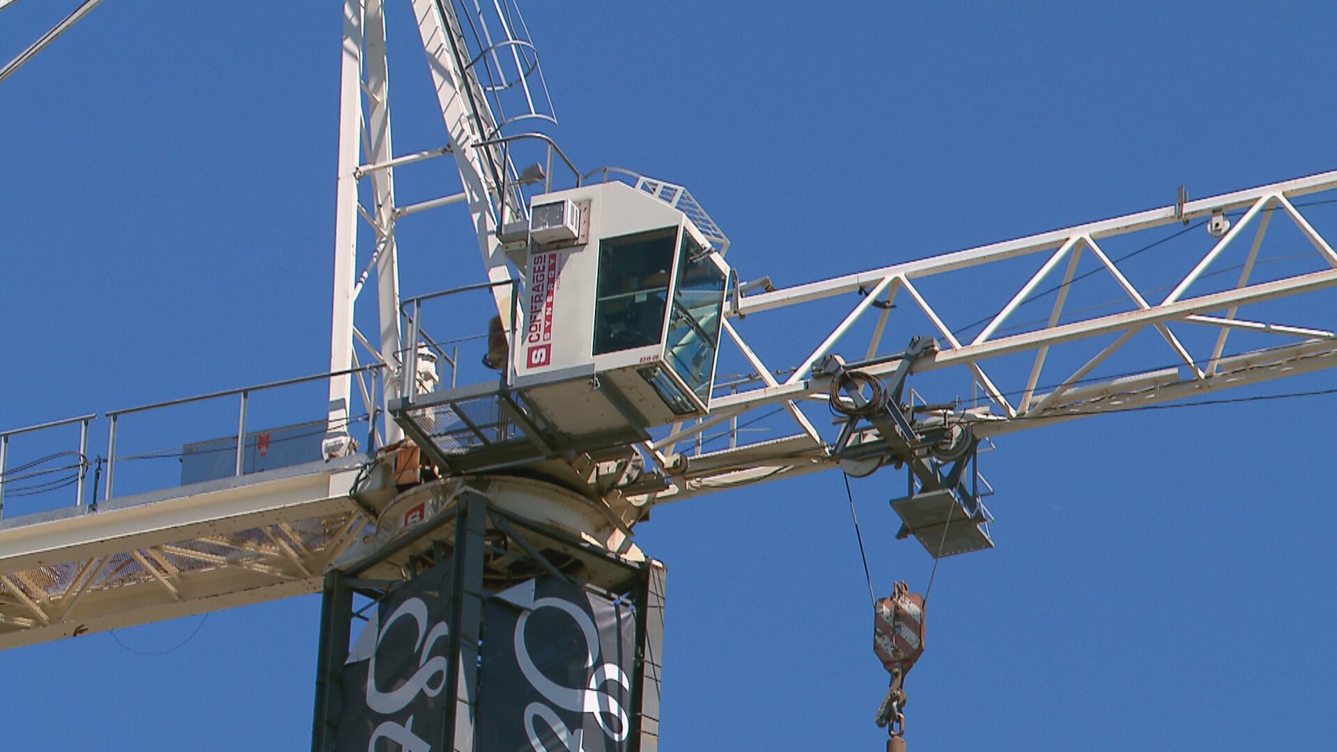 Les chantiers de Québec désertés par les opérateurs de grue | Radio ...