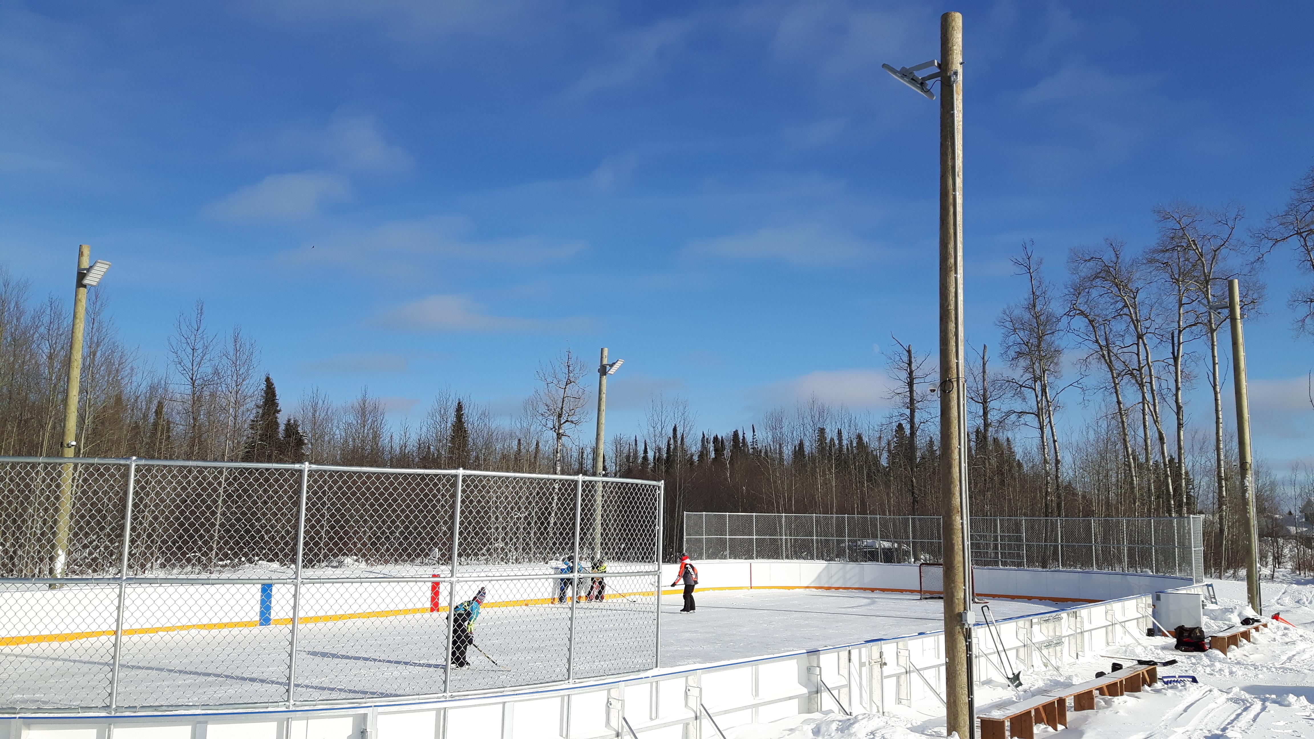 Une patinoire extérieure fait la renommée de Val Rita-Harty | Radio ...