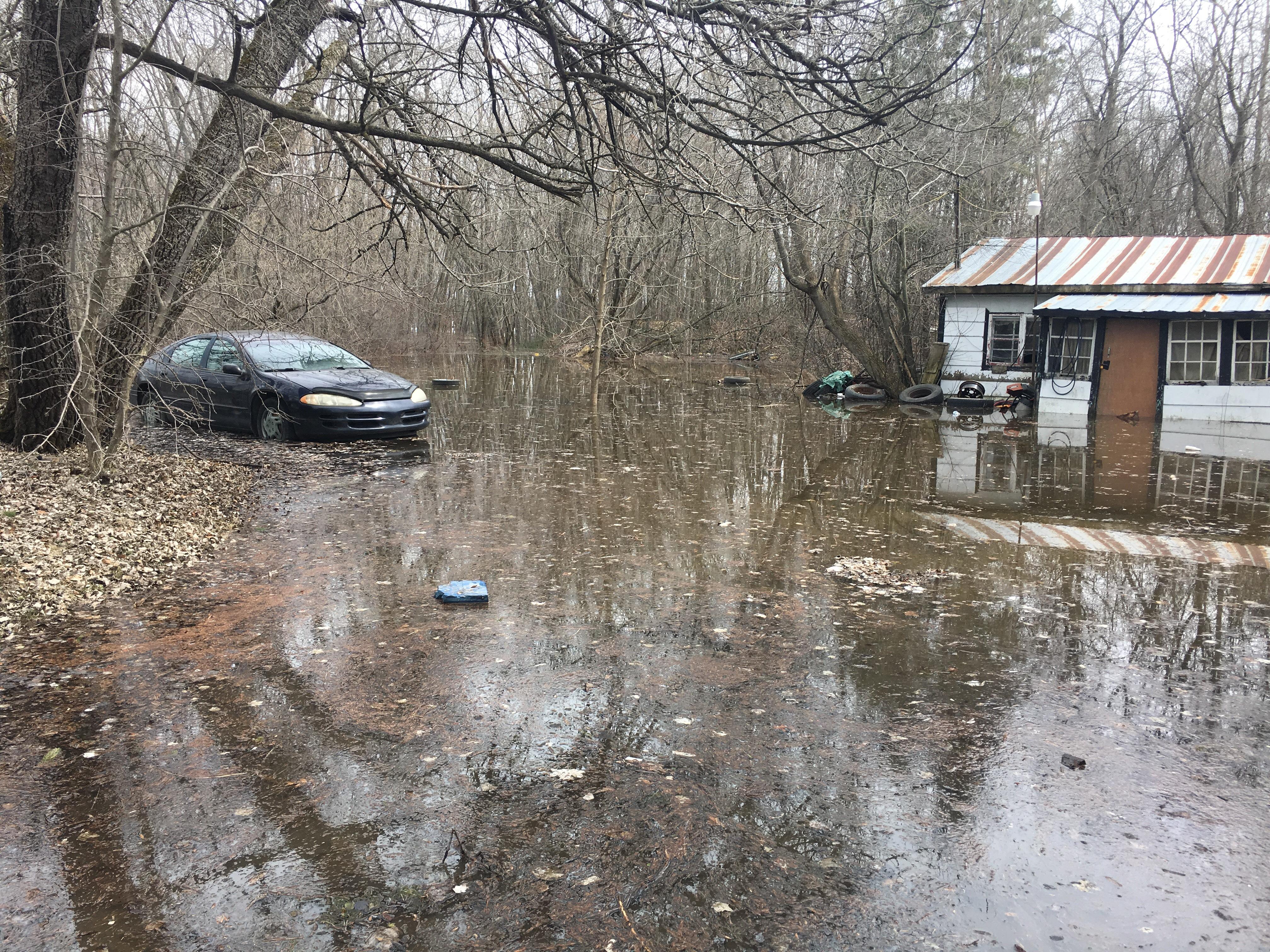 Une digue menacée à Quyon, plus d'une centaine de résidents évacués ...
