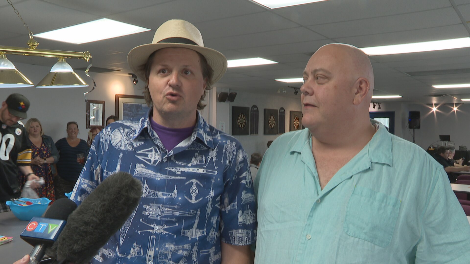 Deux Albertains médaillés d’argent au Championnat du monde de karaoké | Radio-Canada.ca