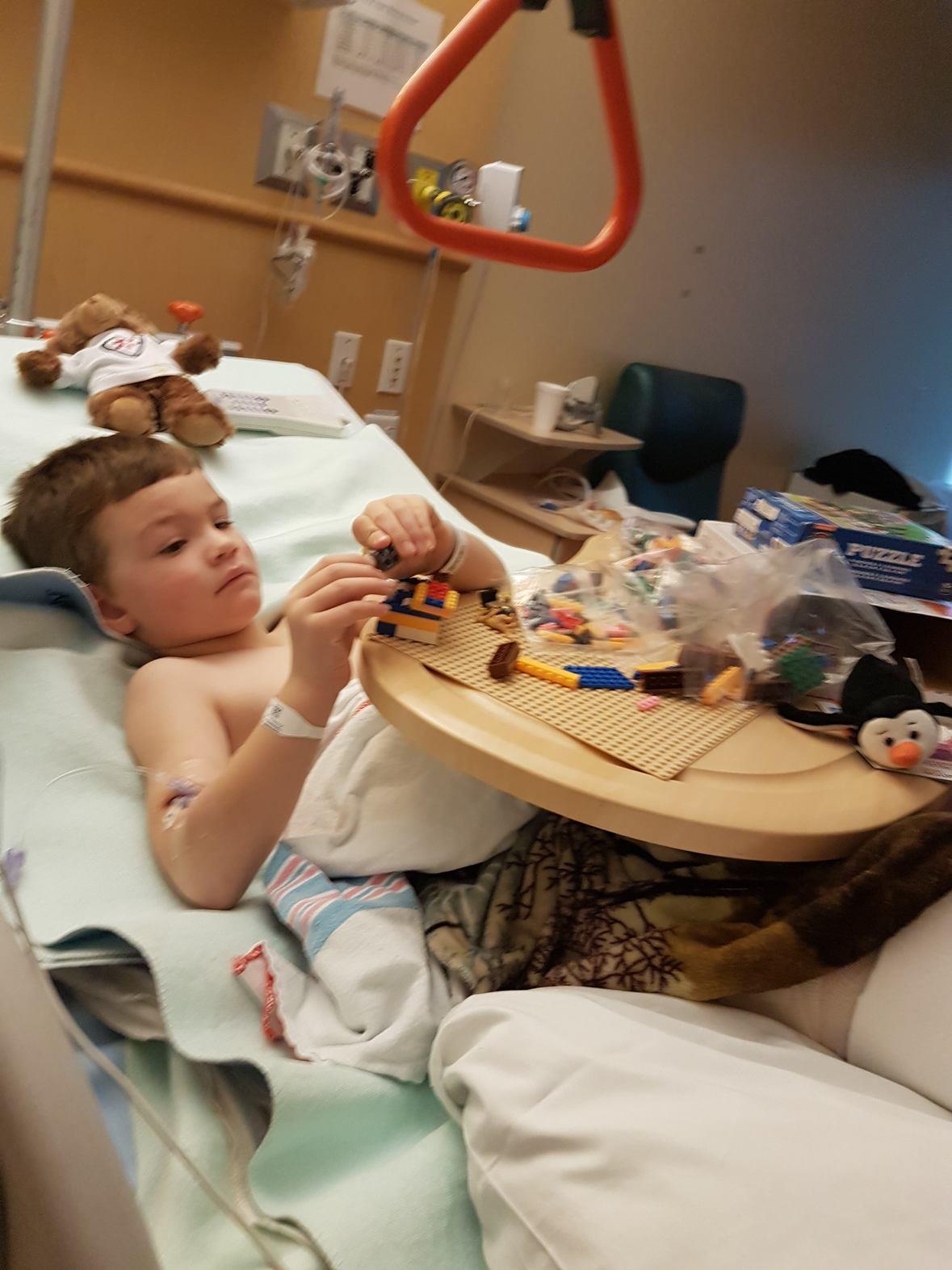 Le garçon heurté par un véhicule en attendant l'autobus scolaire doit ...