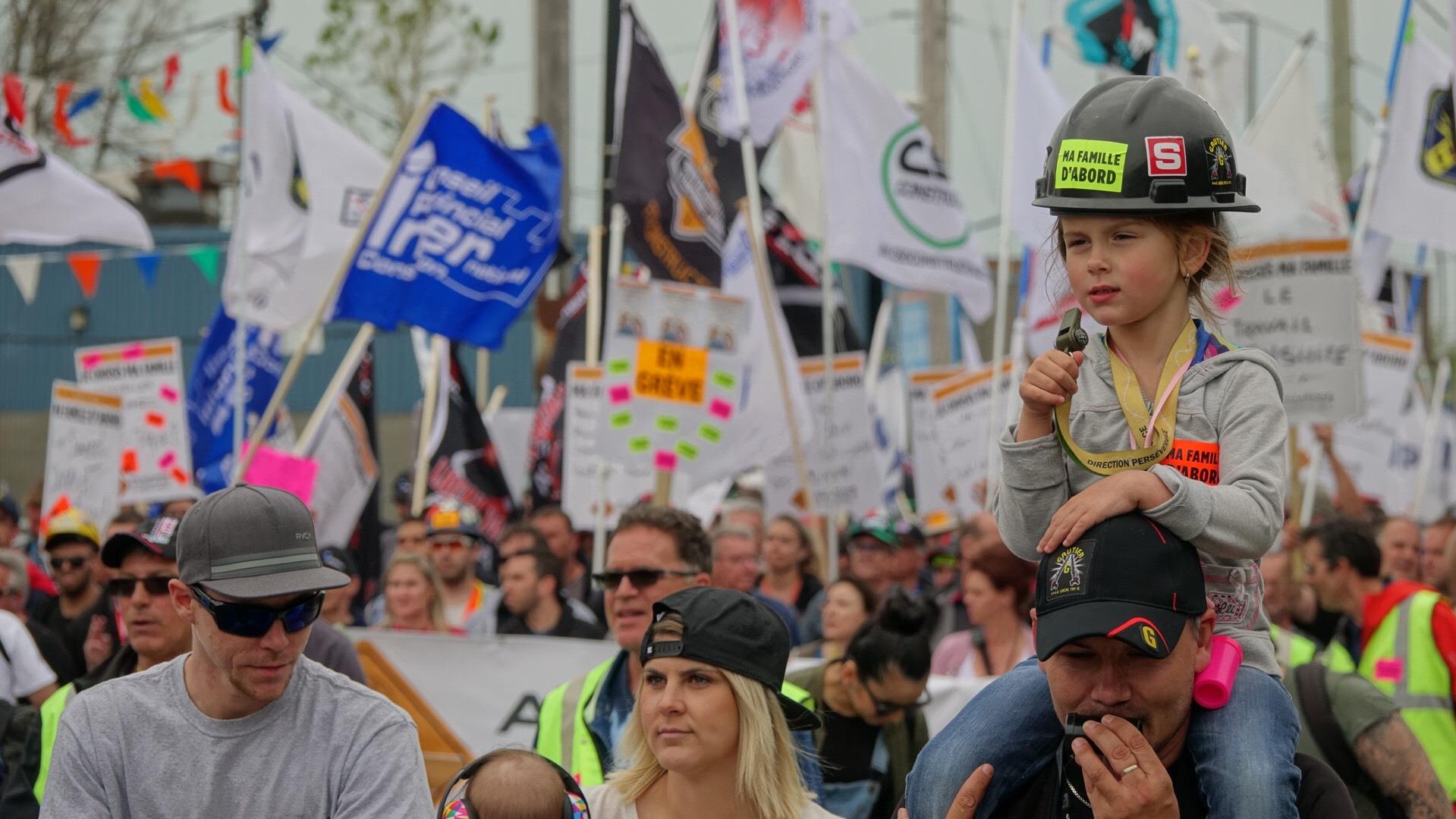 Des milliers de grévistes de la construction manifestent à Montréal ...