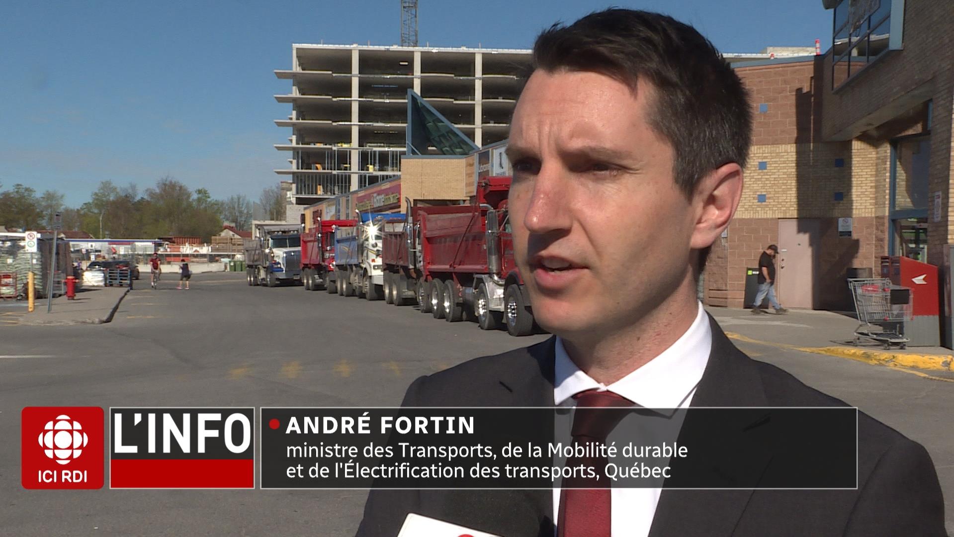 Les camionneurs artisans manifestent sur les routes du Québec | Radio ...