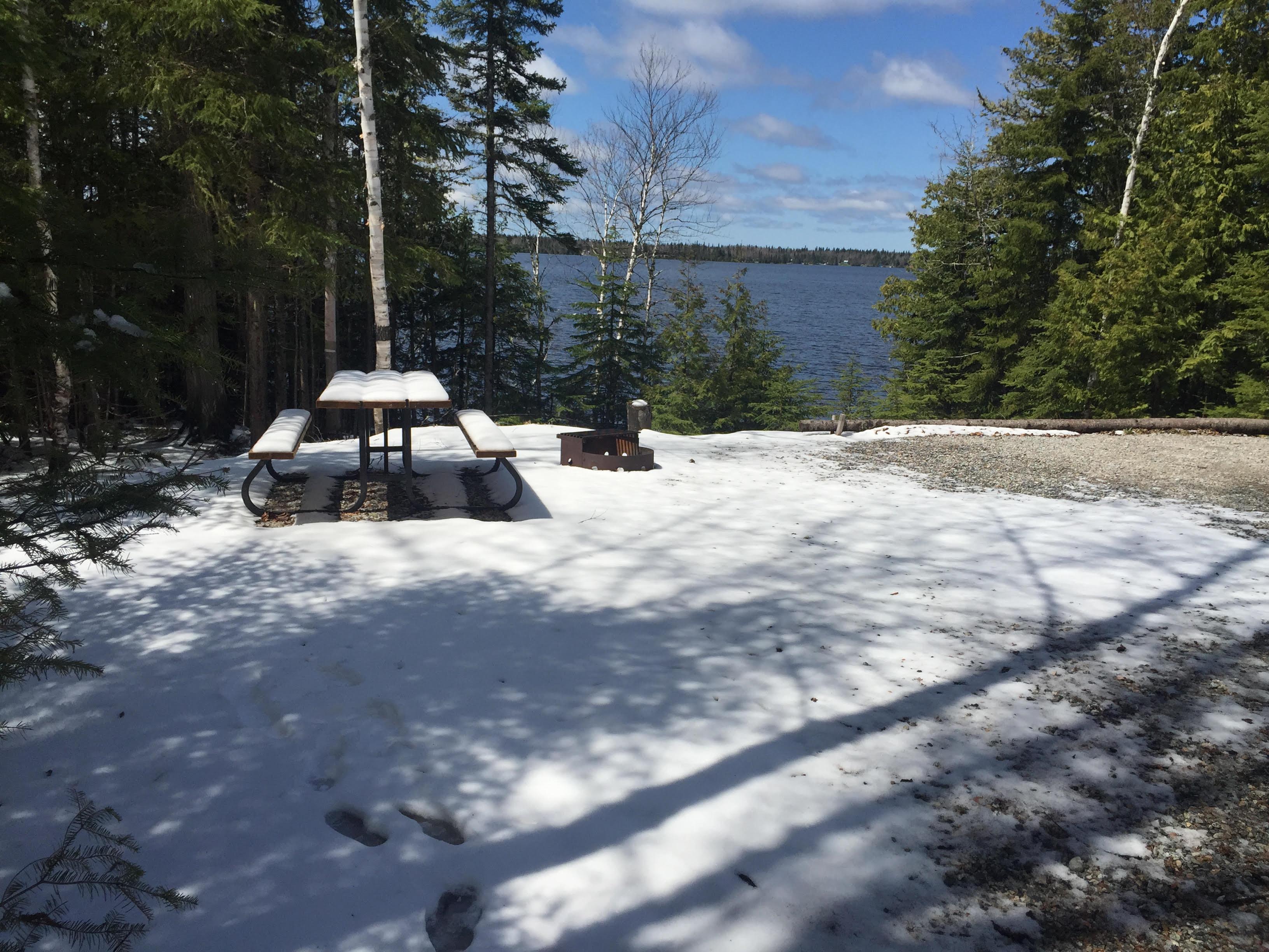 Même la neige n’arrête pas les amateurs de camping dans le Nord | Radio ...