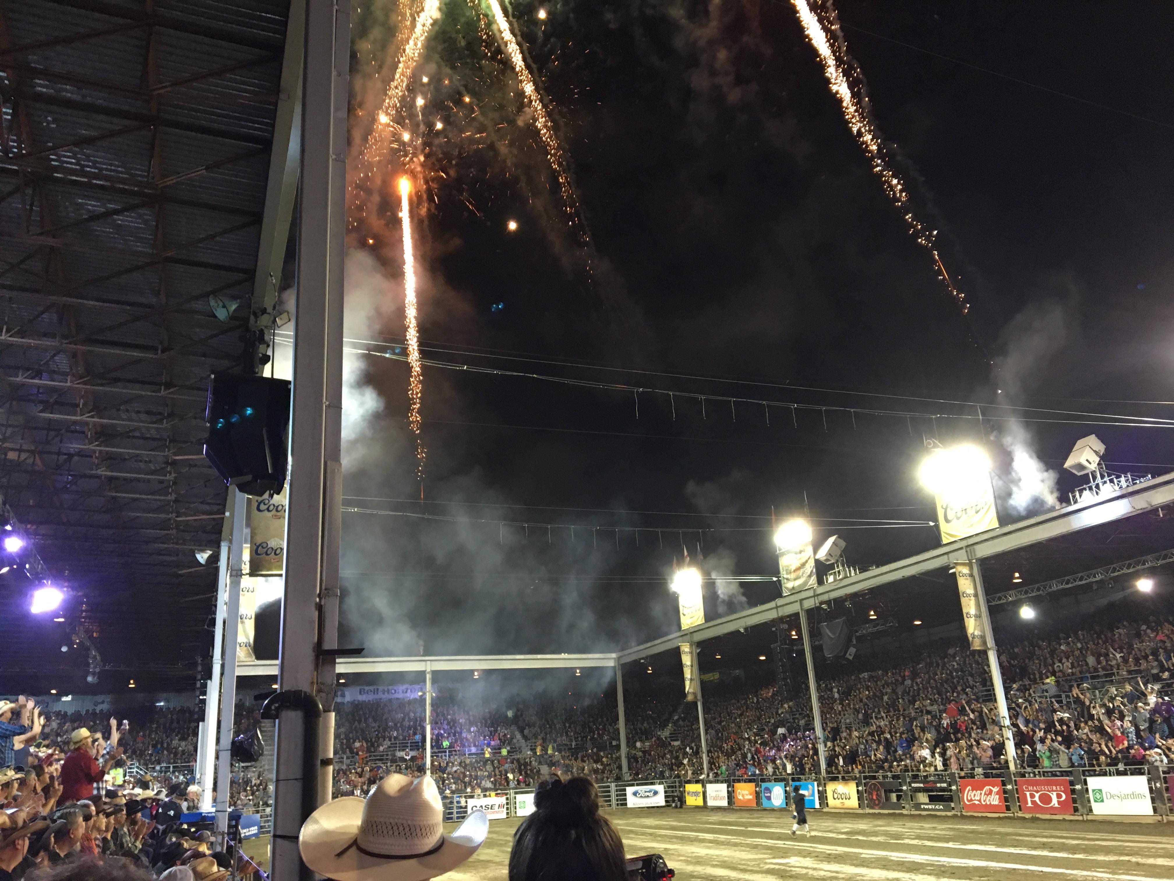 Un premier rodéo de nuit survolté à Saint-Tite | Radio-Canada.ca