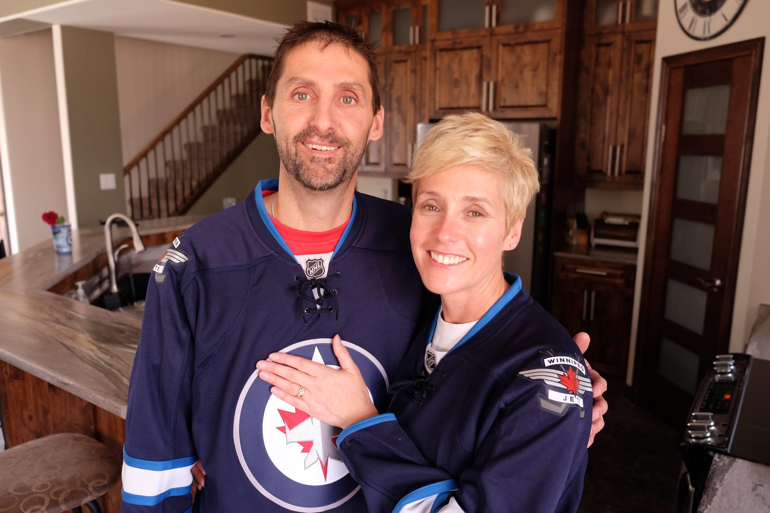 Fiancés à un match des Jets en 1996, un couple est toujours en amour ...