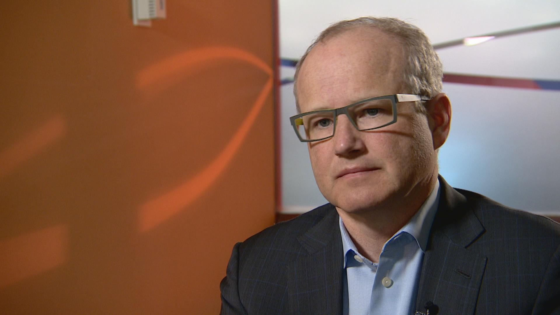 Comment le chef du Parti albertain, Greg Clark, a été poussé à ...