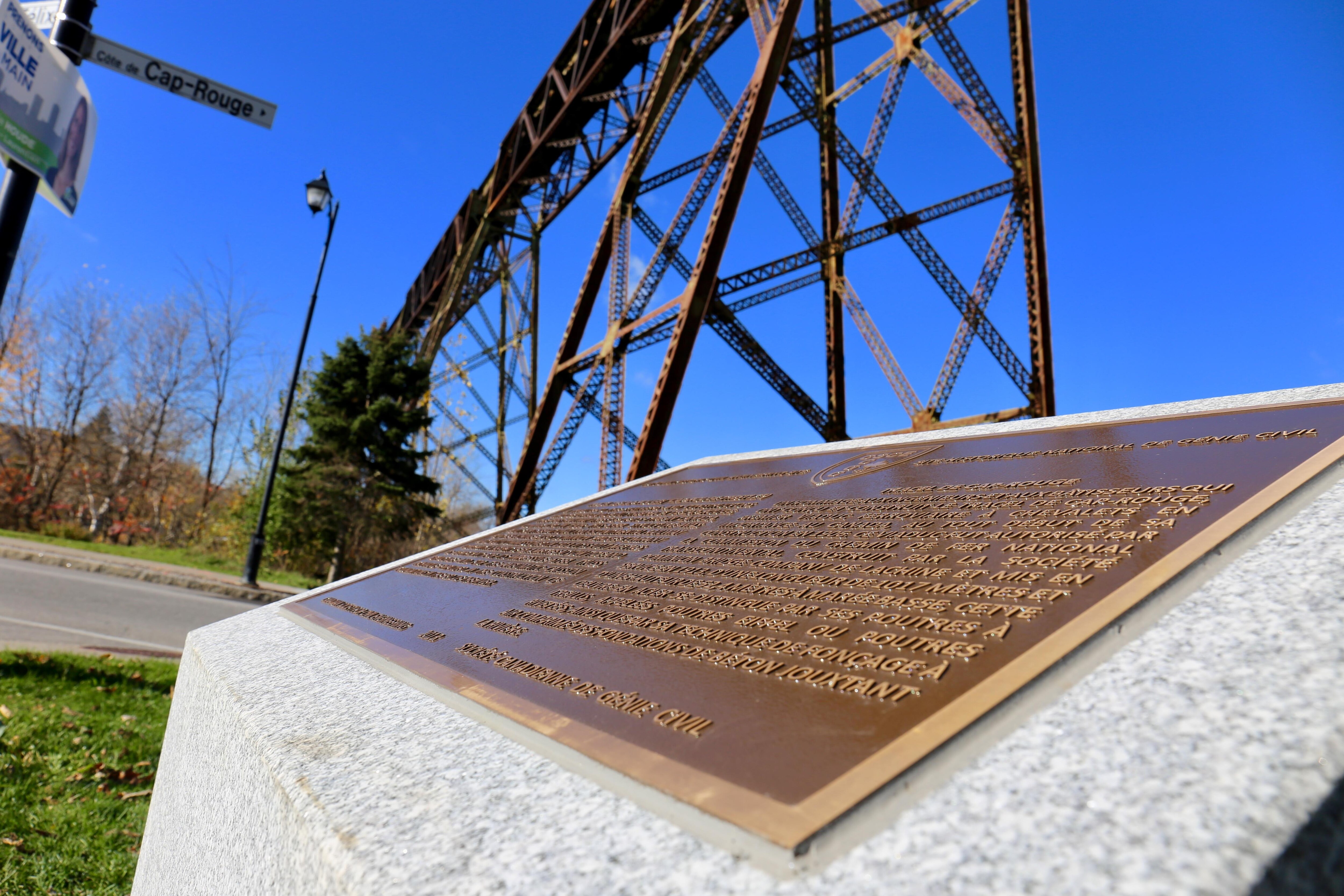 Le pont de Québec s'impose lors d'une cérémonie au tracel de Cap-Rouge ...