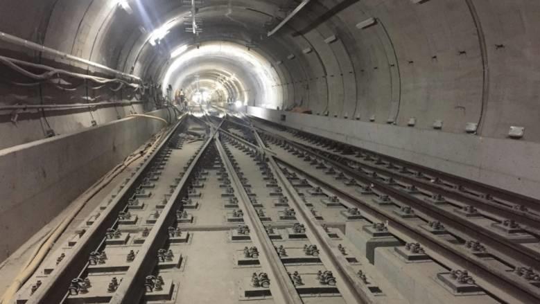 Le dernier rail de la ligne de la Confédération du train léger d'Ottawa ...