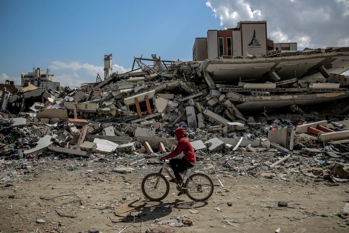Amid rubble and airstrikes, university students in Gaza resume classes ...