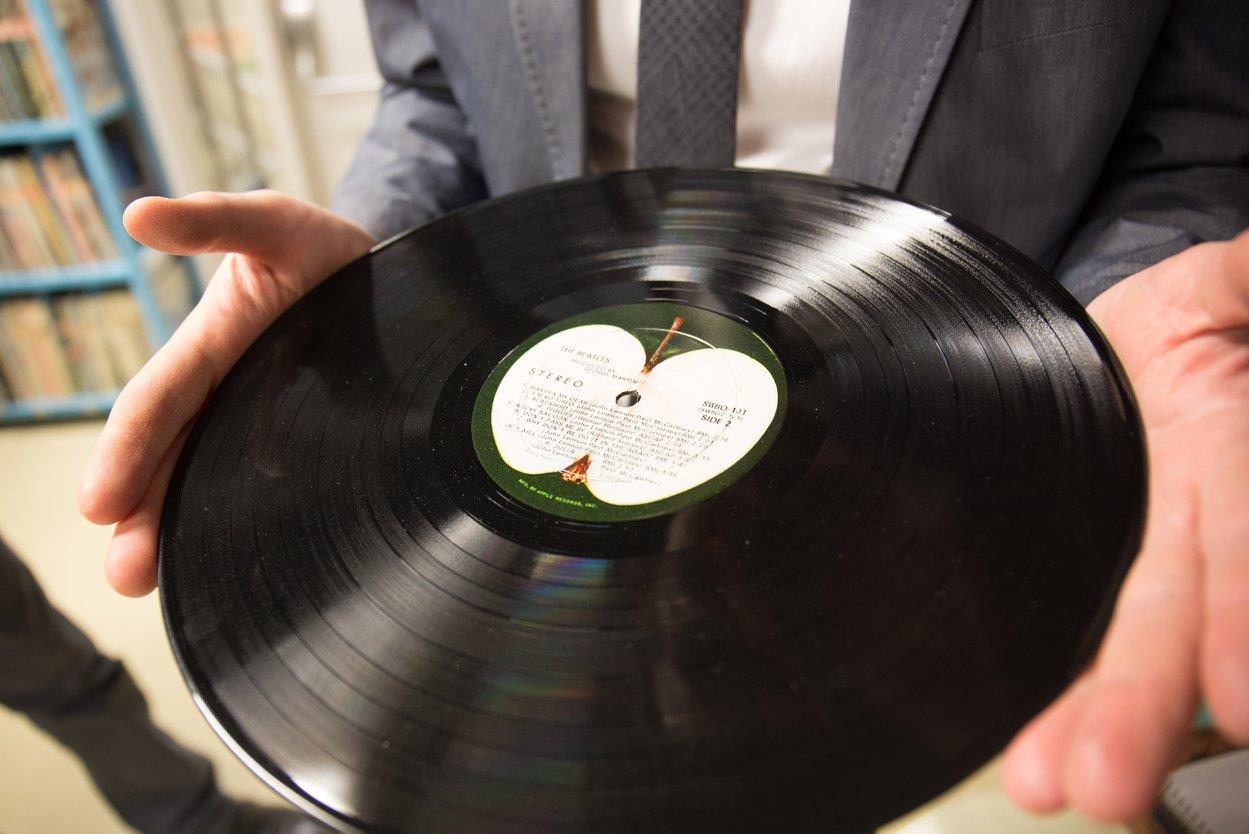 Radio-Canada donnera une partie de ses disques et CD à des institutions ...