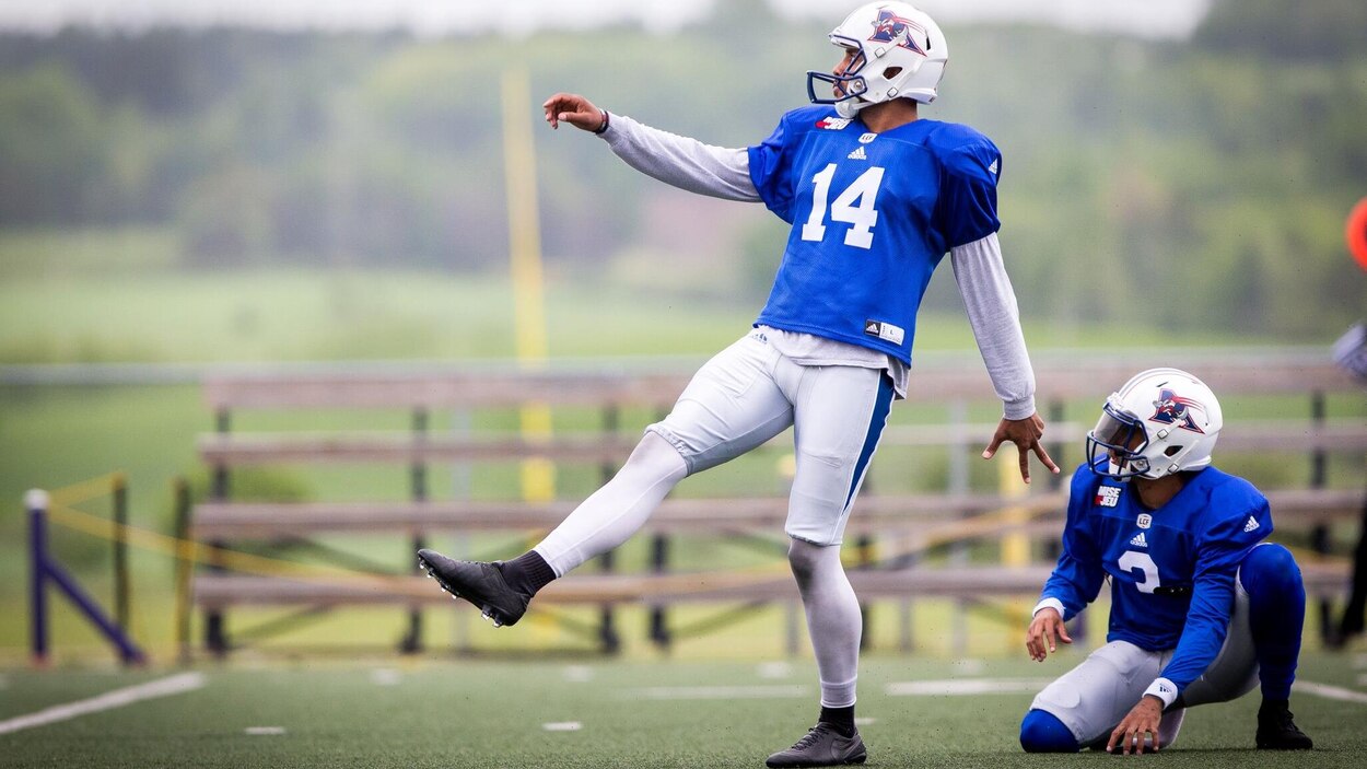 Boris Bede regarde droit devant | Radio-Canada