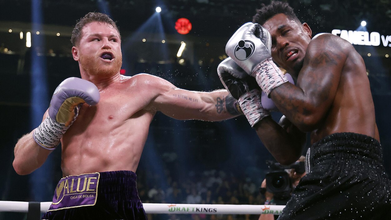 Canelo Alvarez remporte sa 60e victoire en dominant Charlo | Radio-Canada