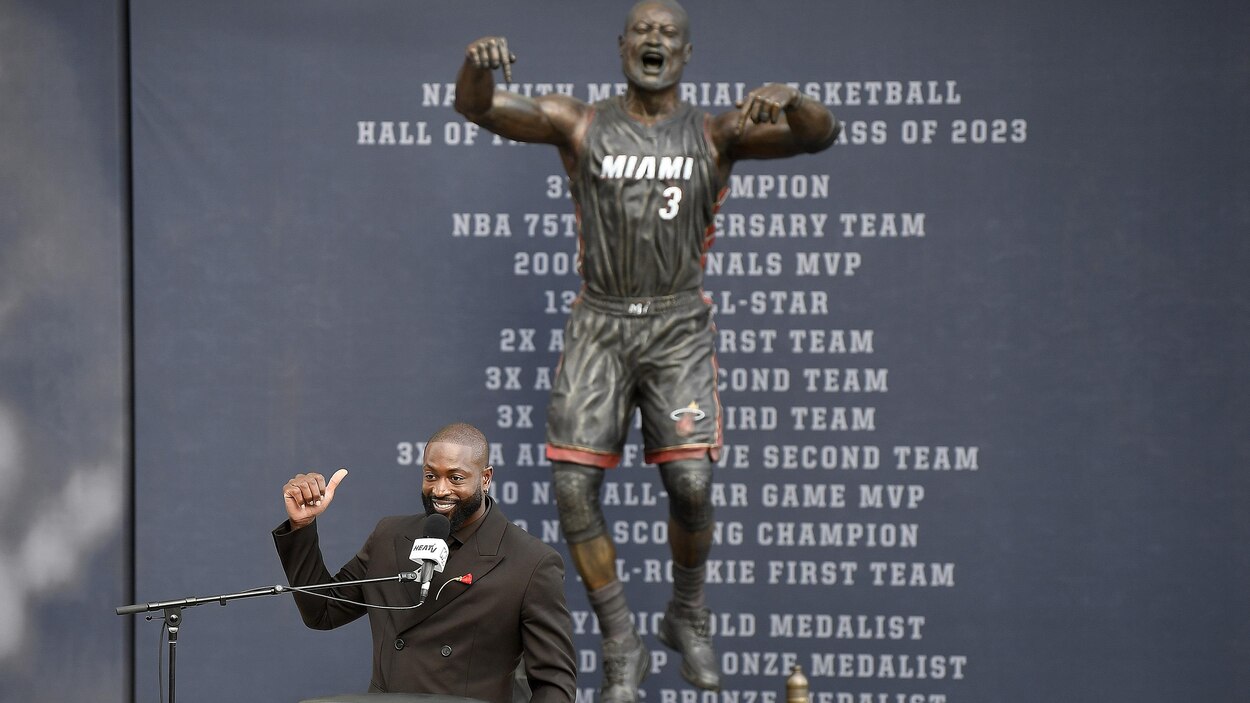 Le Heat dévoile une statue en hommage à Dwyane Wade | Radio-Canada