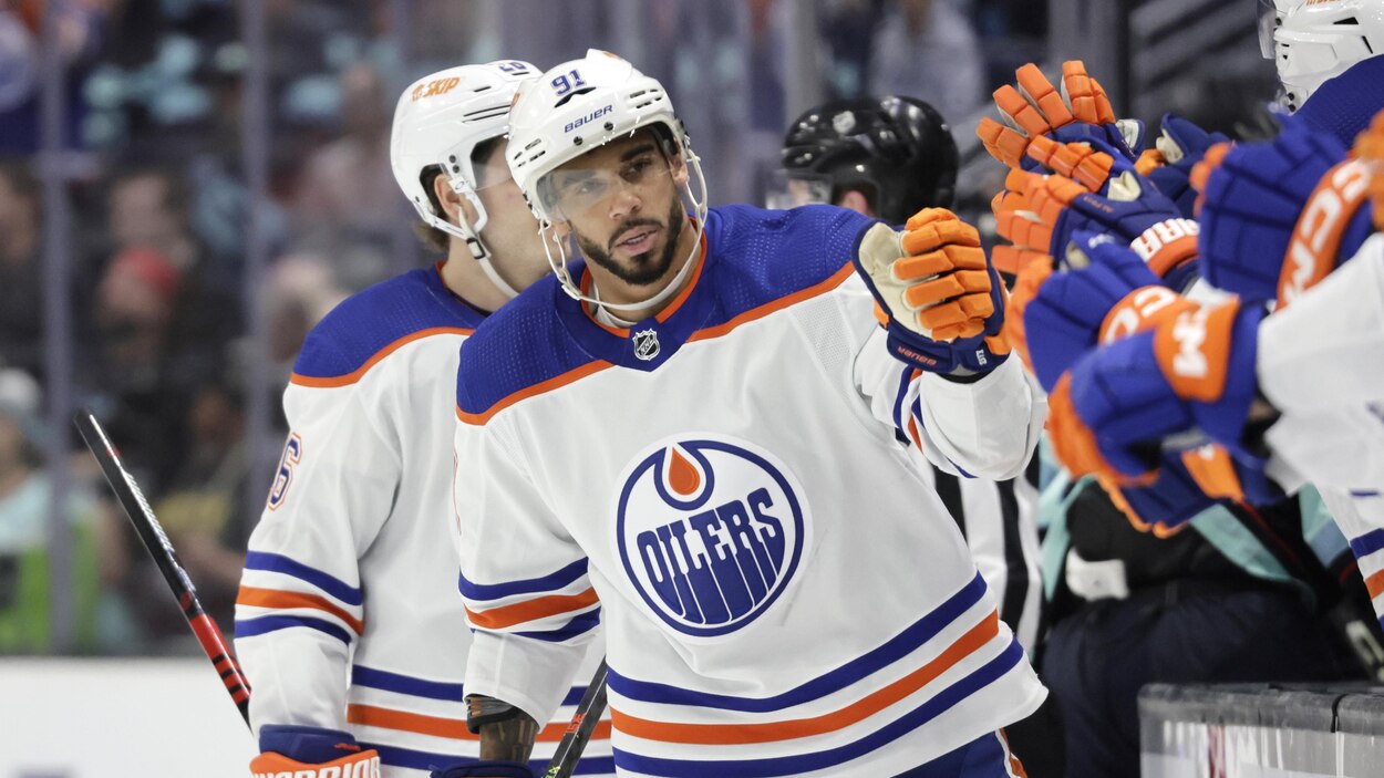 Evander Kane inscrit trois buts dans une victoire des Oilers | Radio-Canada