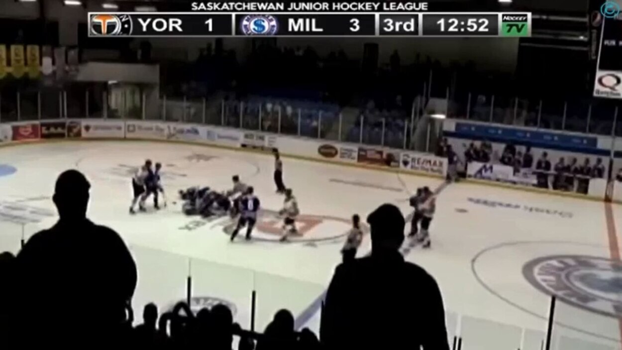 Déjà suspendu 25 matchs, un hockeyeur junior aggrave son cas | Radio-Canada