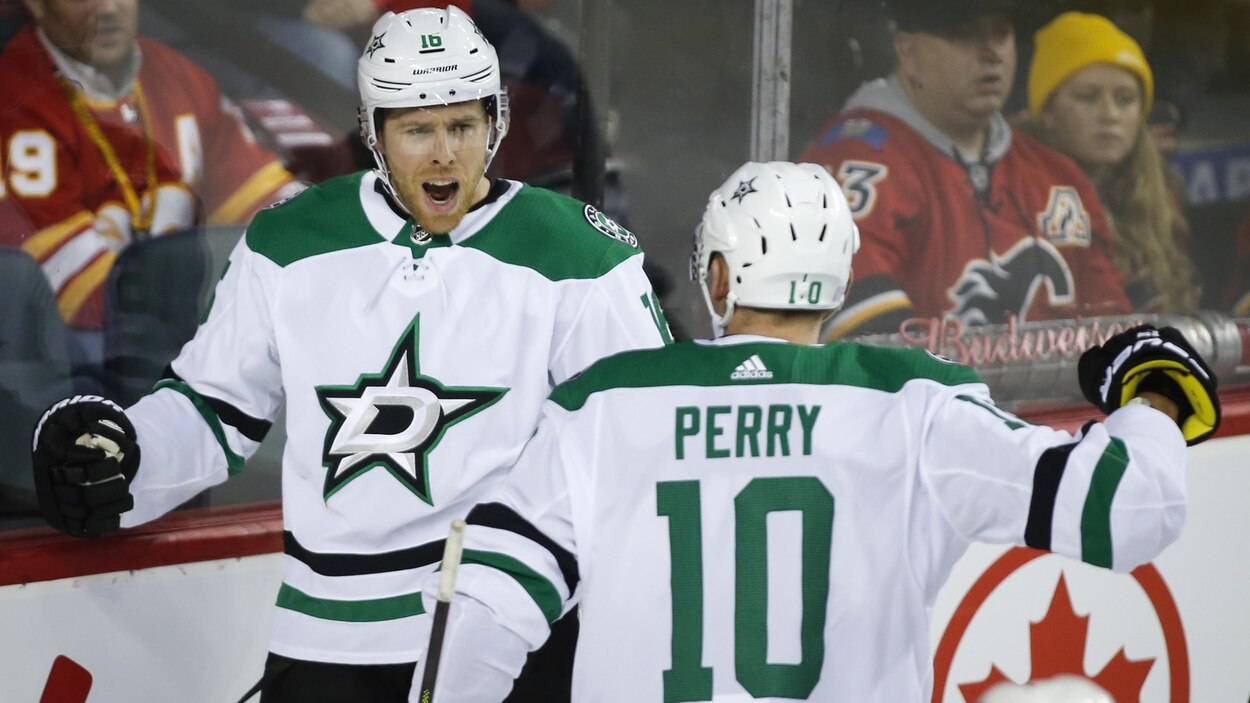 Corey Perry célèbre son 1000e match avec une victoire à Calgary | Radio ...