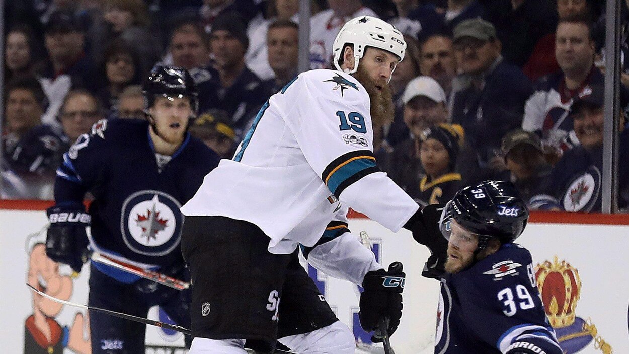 Une 1000e passe pour Joe Thornton | Radio-Canada