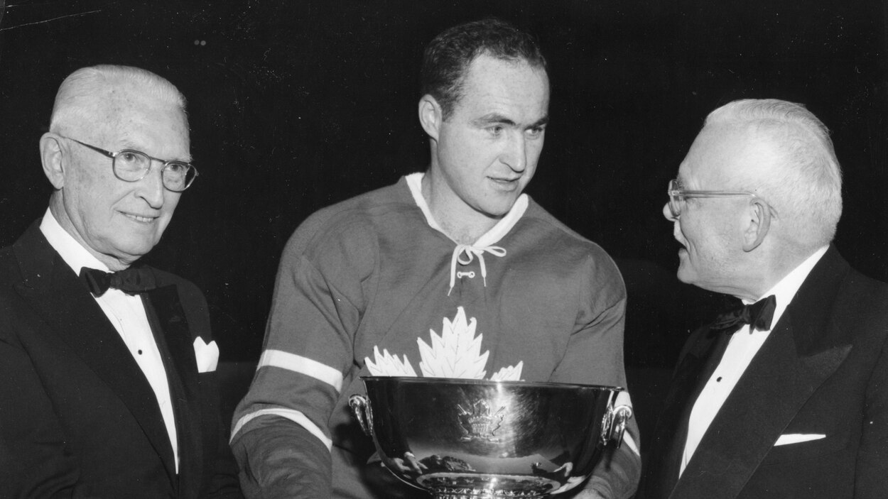 Le légendaire Red Kelly rend l'âme à l'âge de 91 ans | Radio-Canada