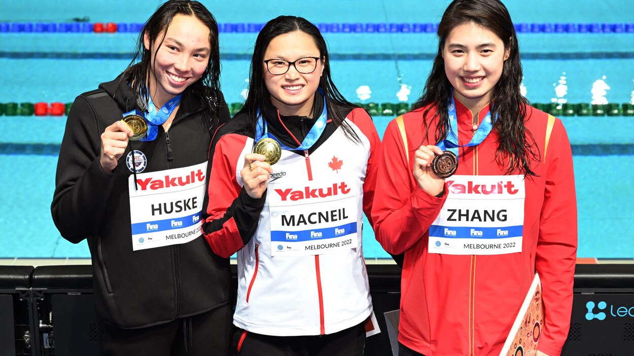 Maggie Mac Neil remporte l'or au 50 m papillon | Radio-Canada
