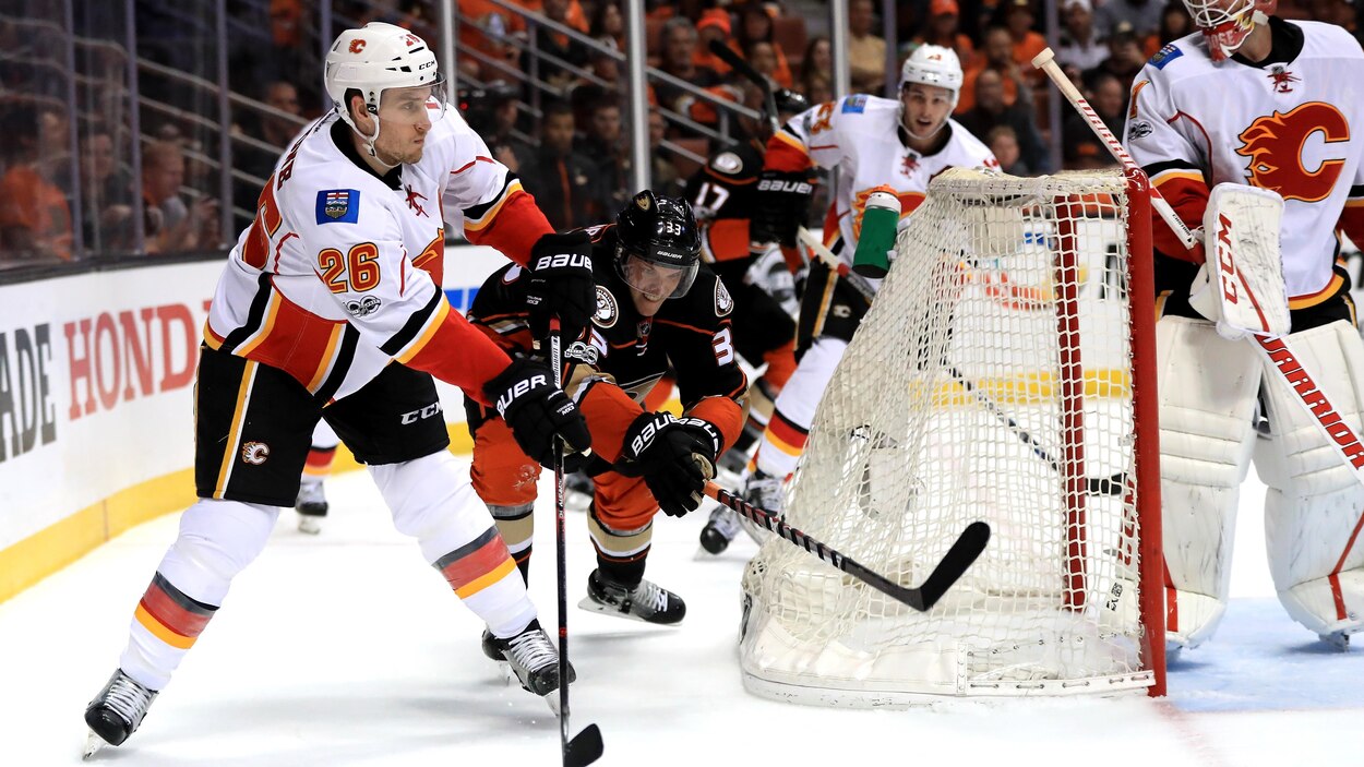 Michael Stone obtient un contrat de 3 ans avec les Flames | Radio-Canada