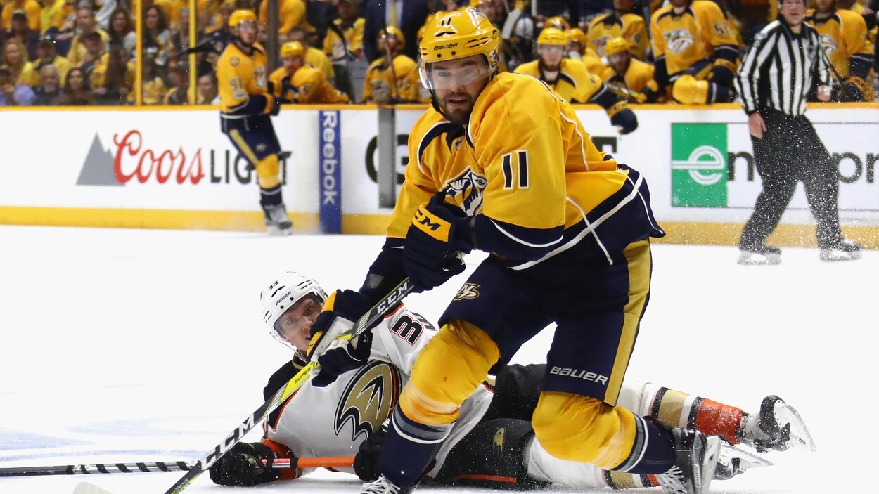 Pierre-Alexandre Parenteau se joint aux Aigles Bleus | Radio-Canada