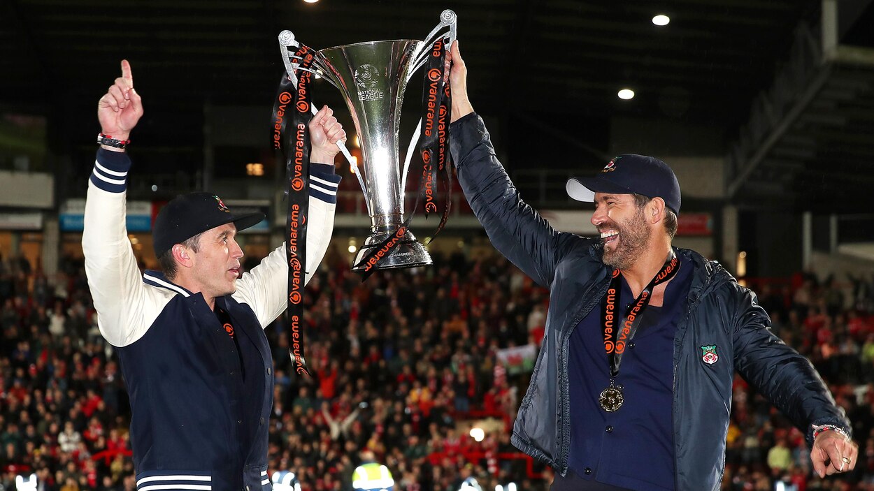 Le club de soccer Wrexham coûte cher à Ryan Reynolds | Radio-Canada