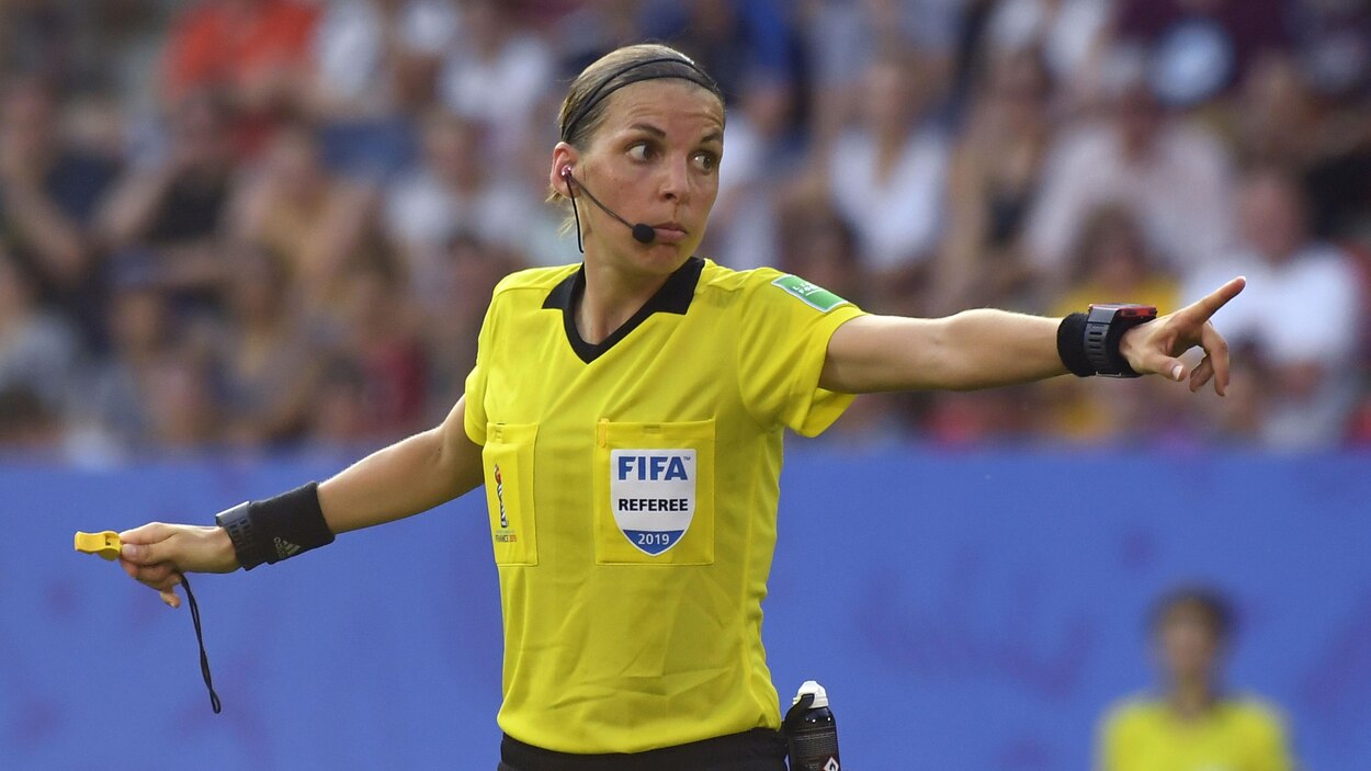 Les arbitres pourront parler au public pendant les matchs | Radio-Canada