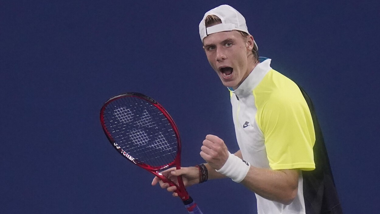 Denis Shapovalov s'impose au deuxième tour des Internationaux des États-Unis | Radio-Canada