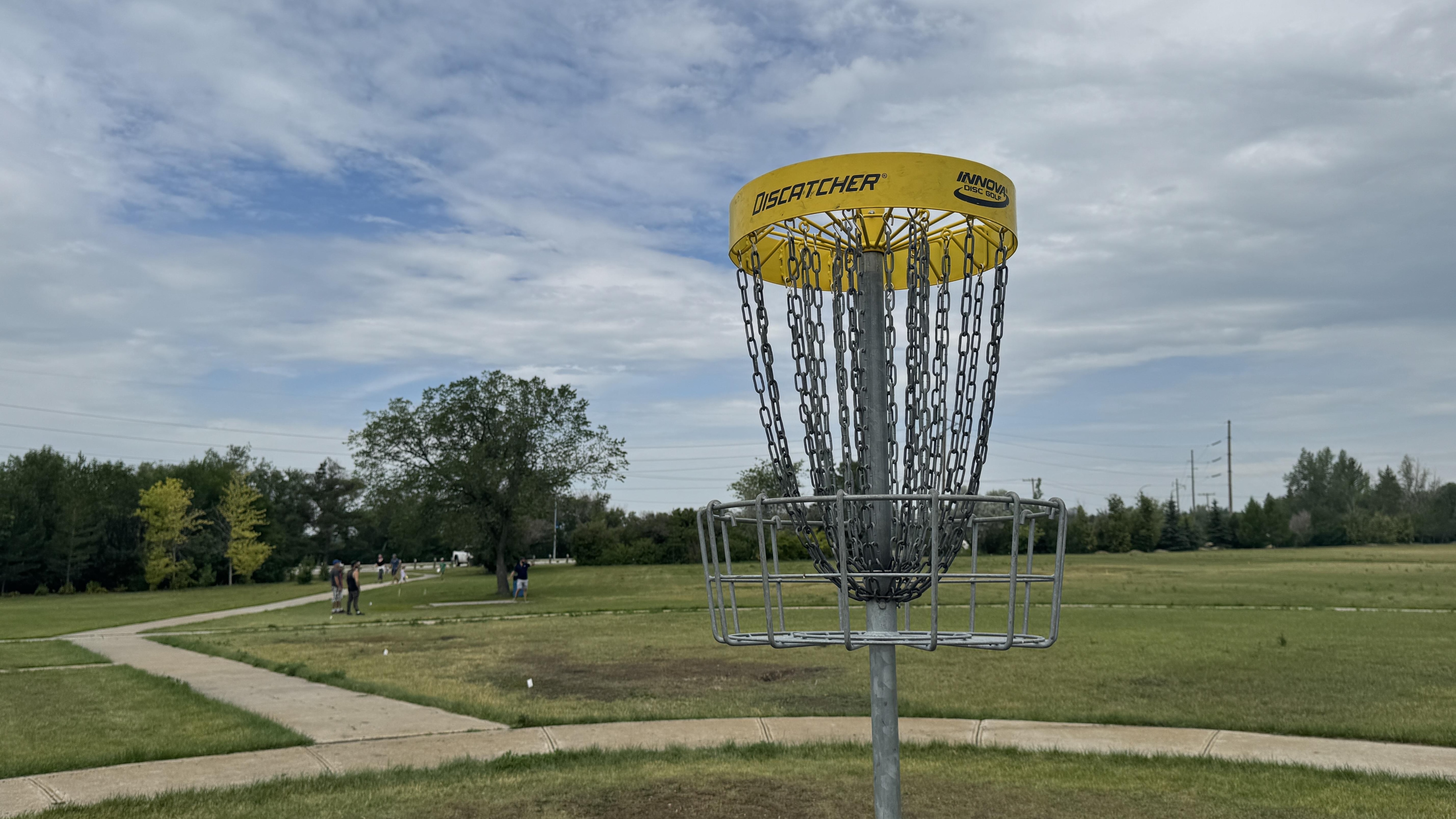 Regina tente de battre un record du monde de disc golf pour la bonne ...