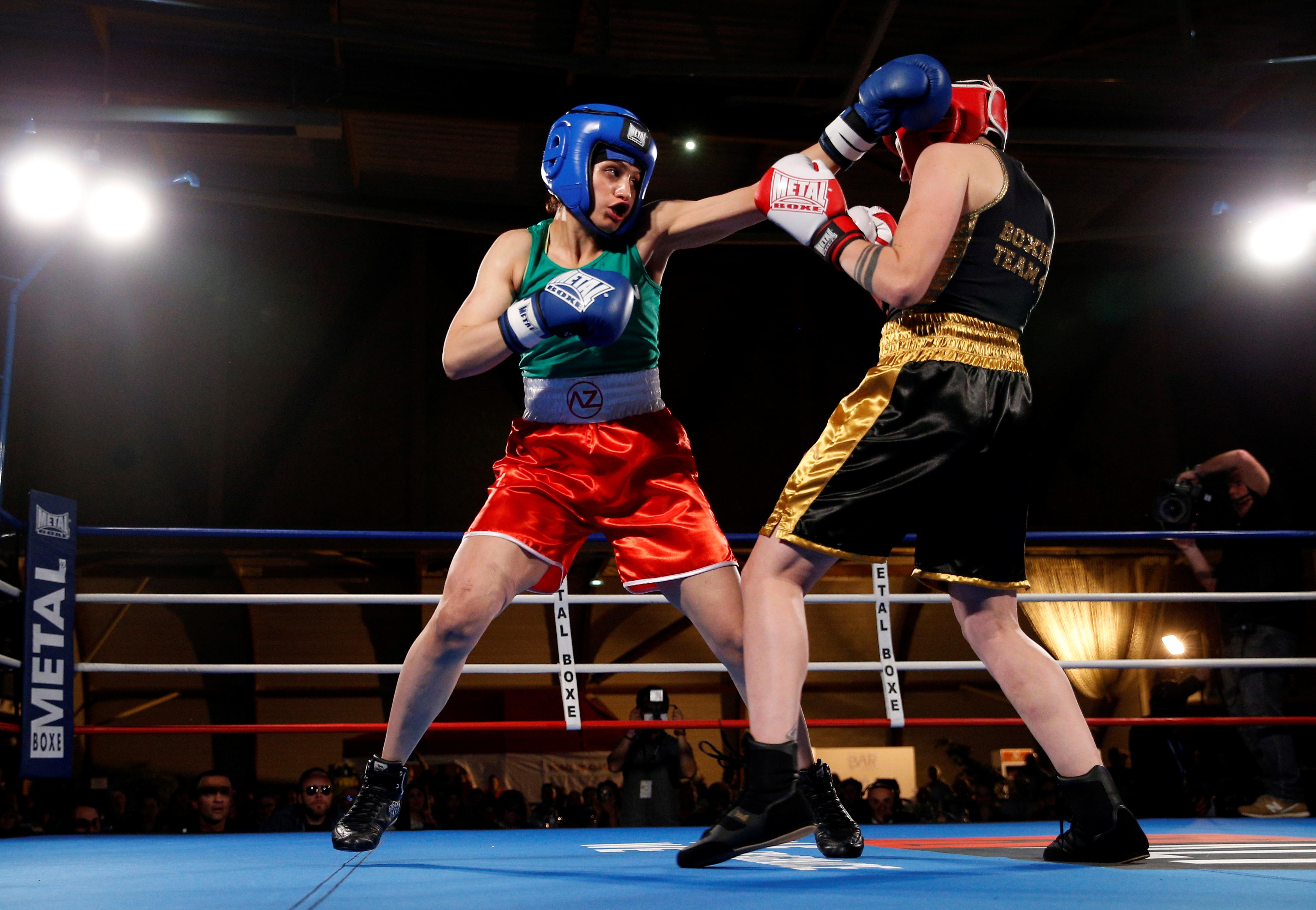 La boxeuse iranienne Sadaf Khadem gagne son premier combat et marque l ...
