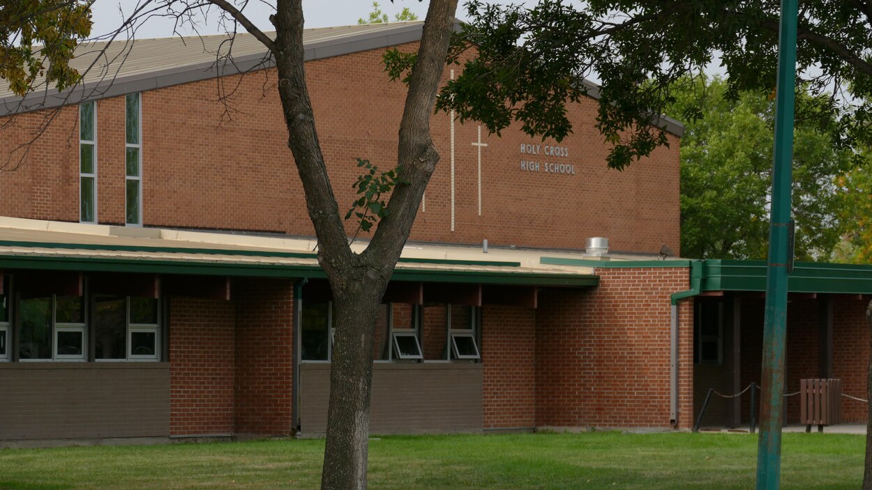 Un cas de COVID-19 à l'école secondaire Holy Cross de Saskatoon | COVID ...