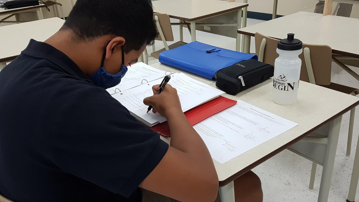Un retour en classes au secondaire bien accueilli en Outaouais | Radio ...