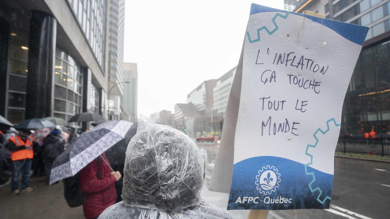 اتفاق مبدئي بين الاتحاد الذي يمثل 120 ألف موظف عام والحكومة | Radio ...