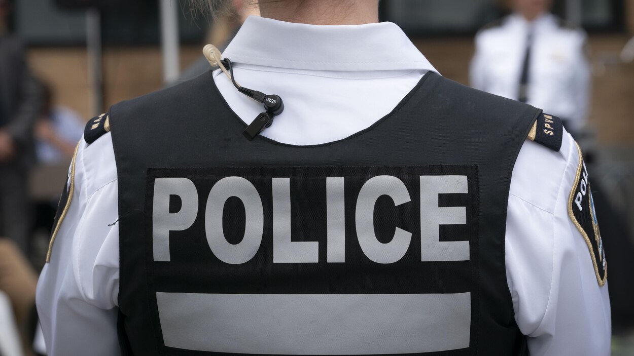 Les policiers du SPVM adoptent l’entente de principe à 79,74 % | Radio ...