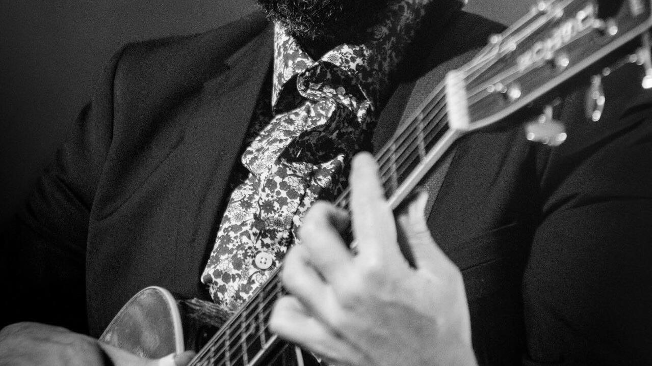 Une guitare de conception acadienne | OHdio | Radio-Canada