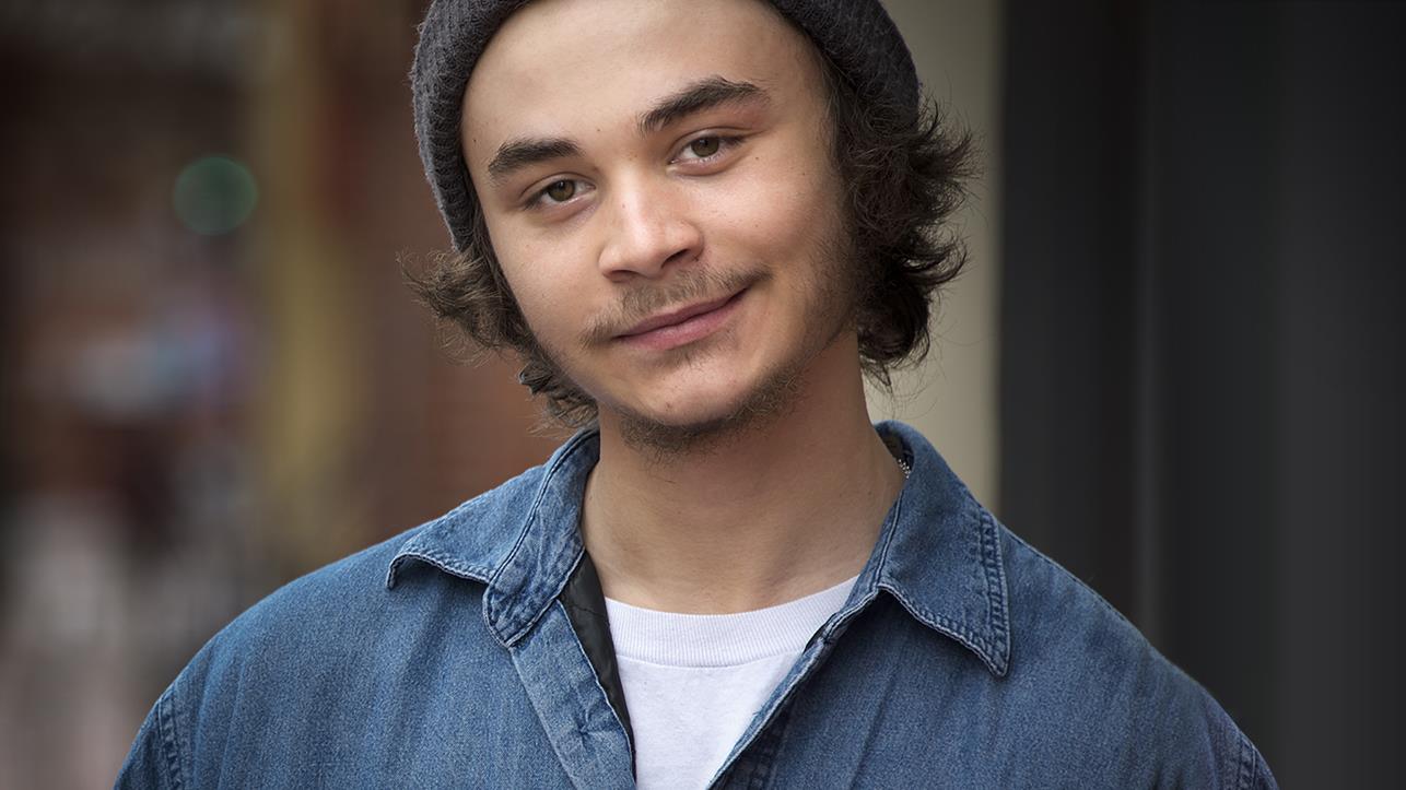 Entrevue à la chaîne: Jacques Surette pose une question à Laurie ...