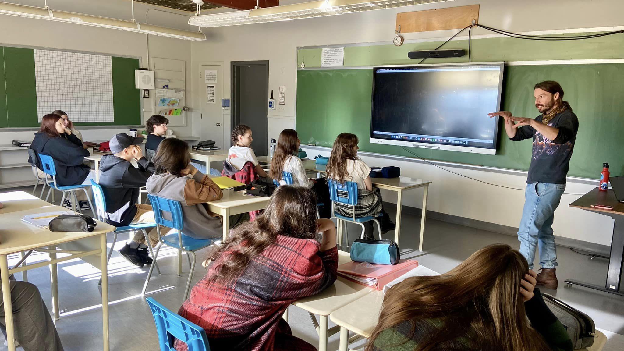 Alexandre Dostie : la poésie pour connecter avec les jeunes | OHdio ...