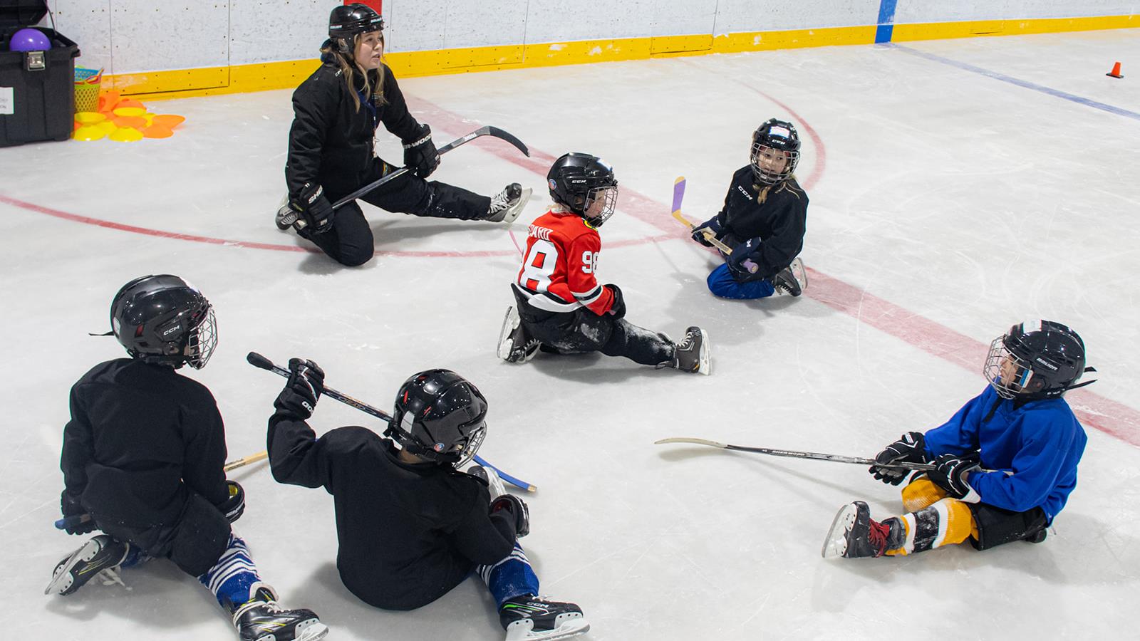 Plus d’enfants apprennent à patiner grâce à des leçons bilingues ...