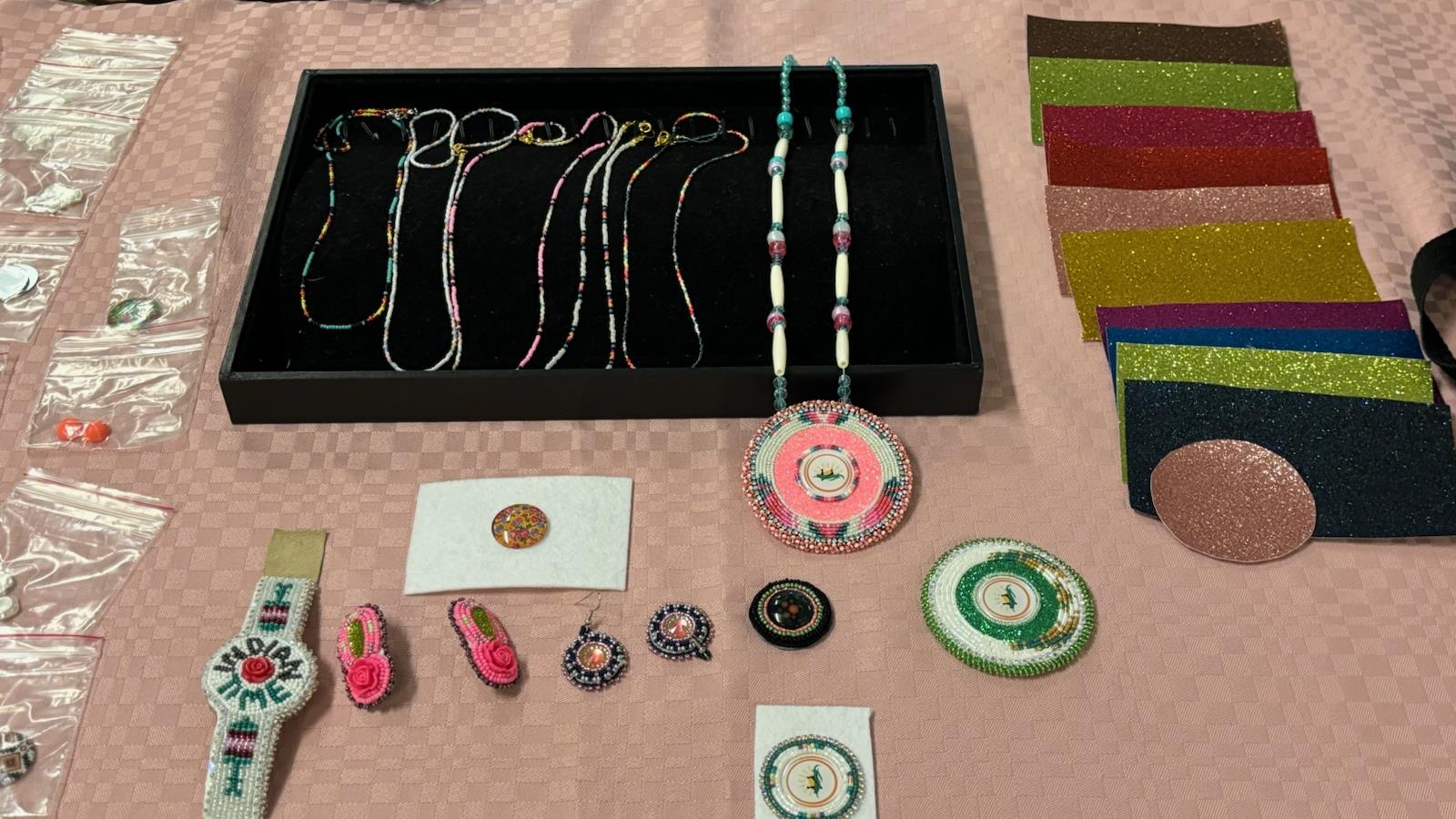 Mieux connaître la culture autochtone grâce au perlage | OHdio | Radio ...