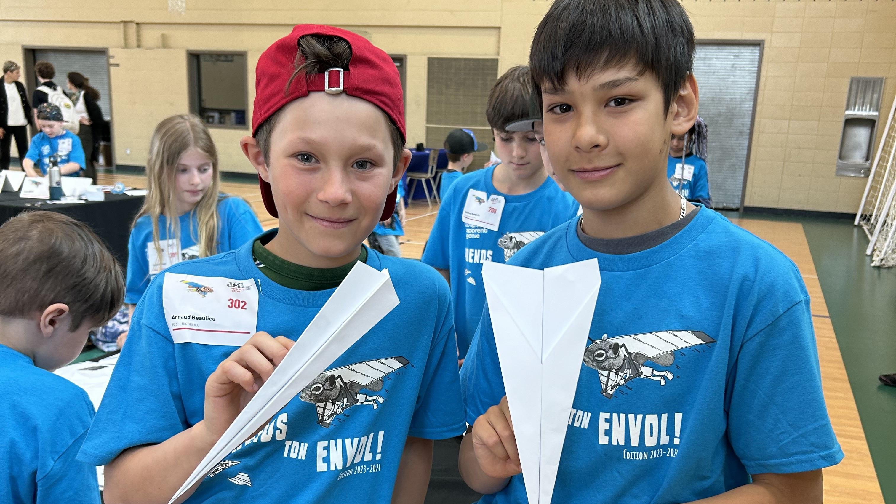 Des avions en papier pour promouvoir la science | OHdio | Radio-Canada