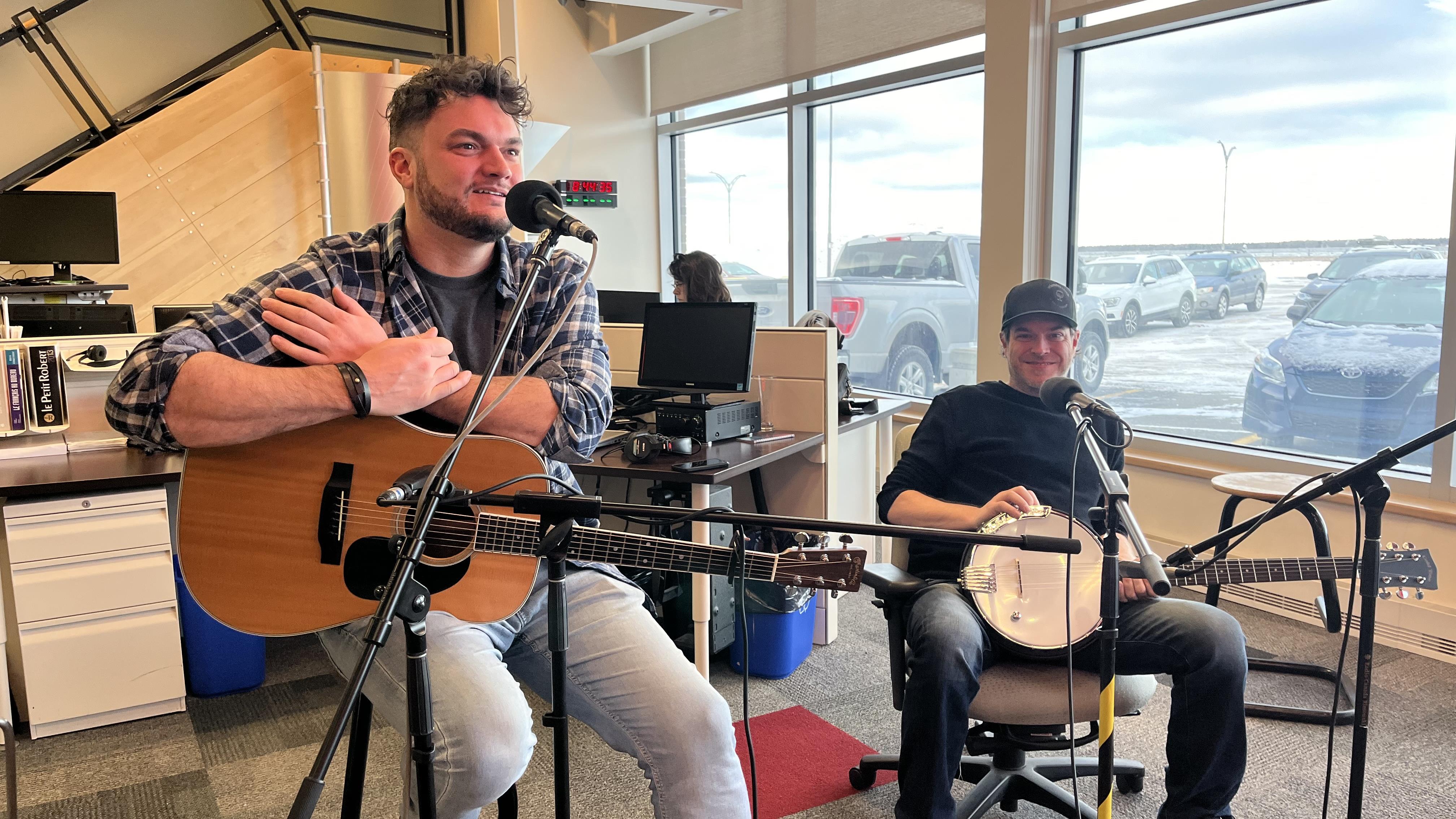 Benny Jones offre une prestation en direct | OHdio | Radio-Canada