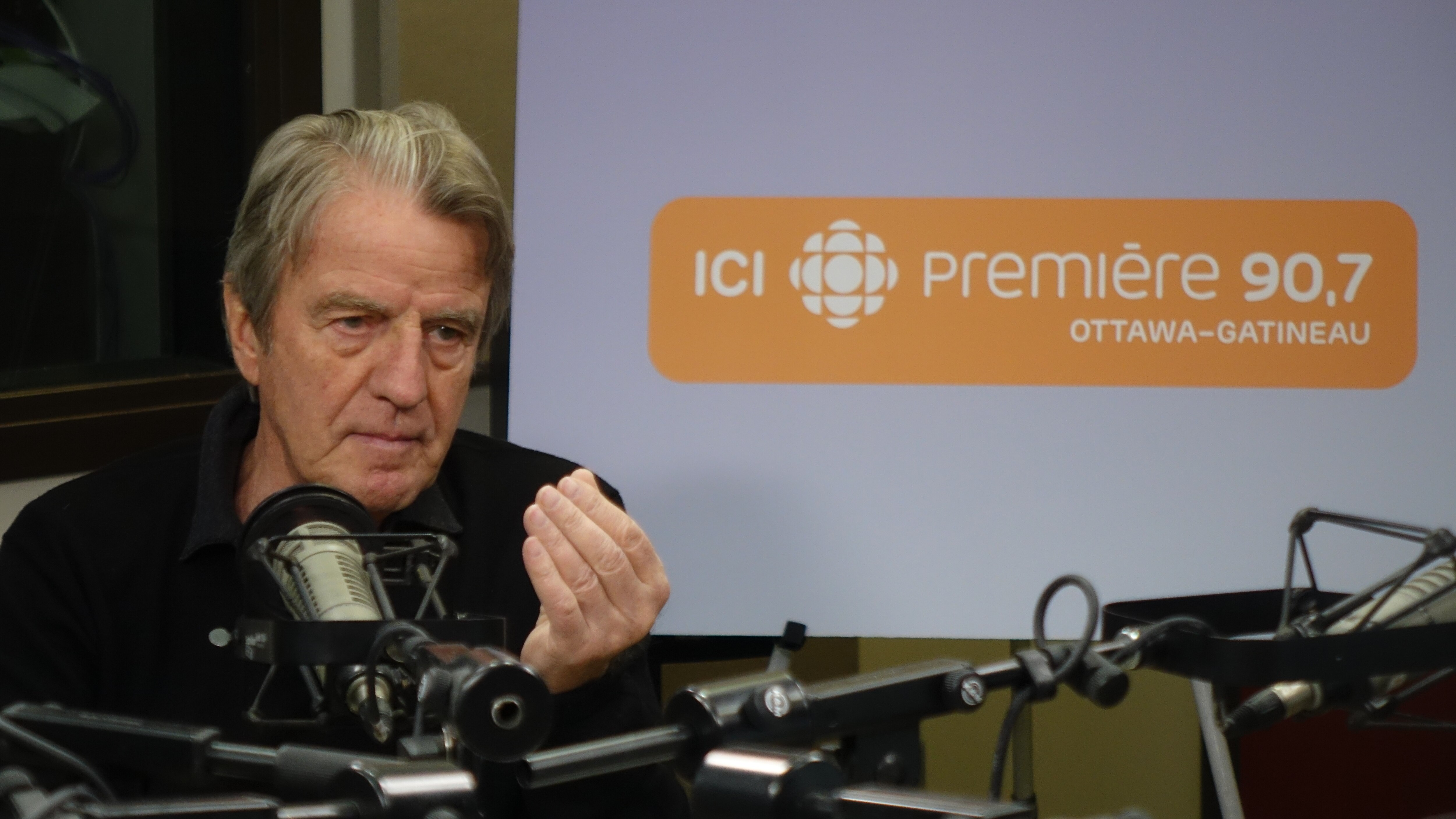 Bernard Kouchner donne une conférence à Ottawa sur les crises ...