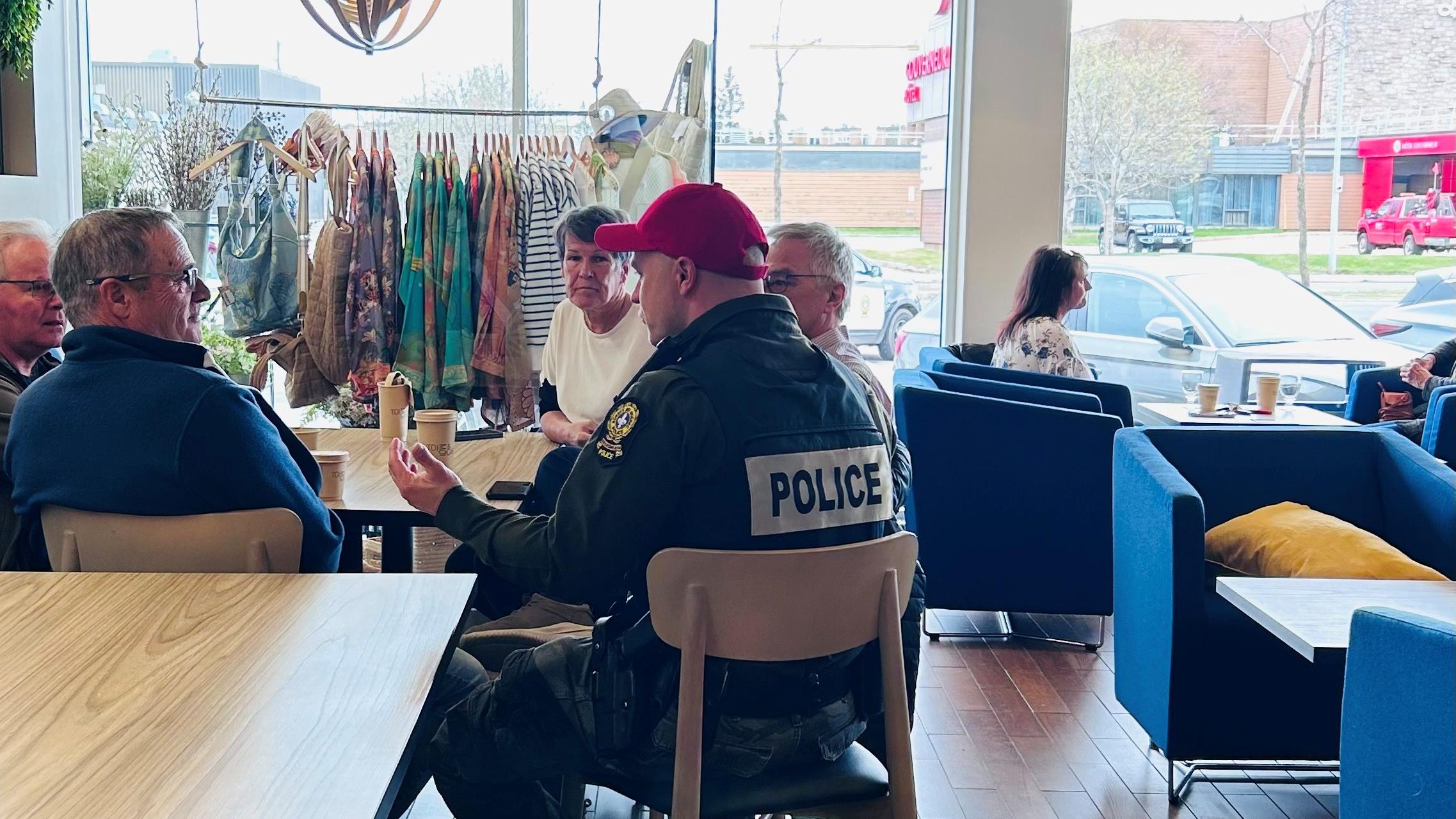 Un «Café avec un policier» sur la Côte-Nord | OHdio | Radio-Canada