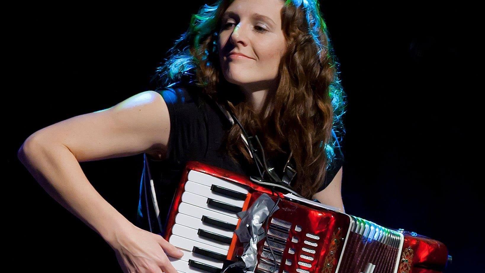 Un mois de décembre occupé pour la chanteuse et musicienne | OHdio ...