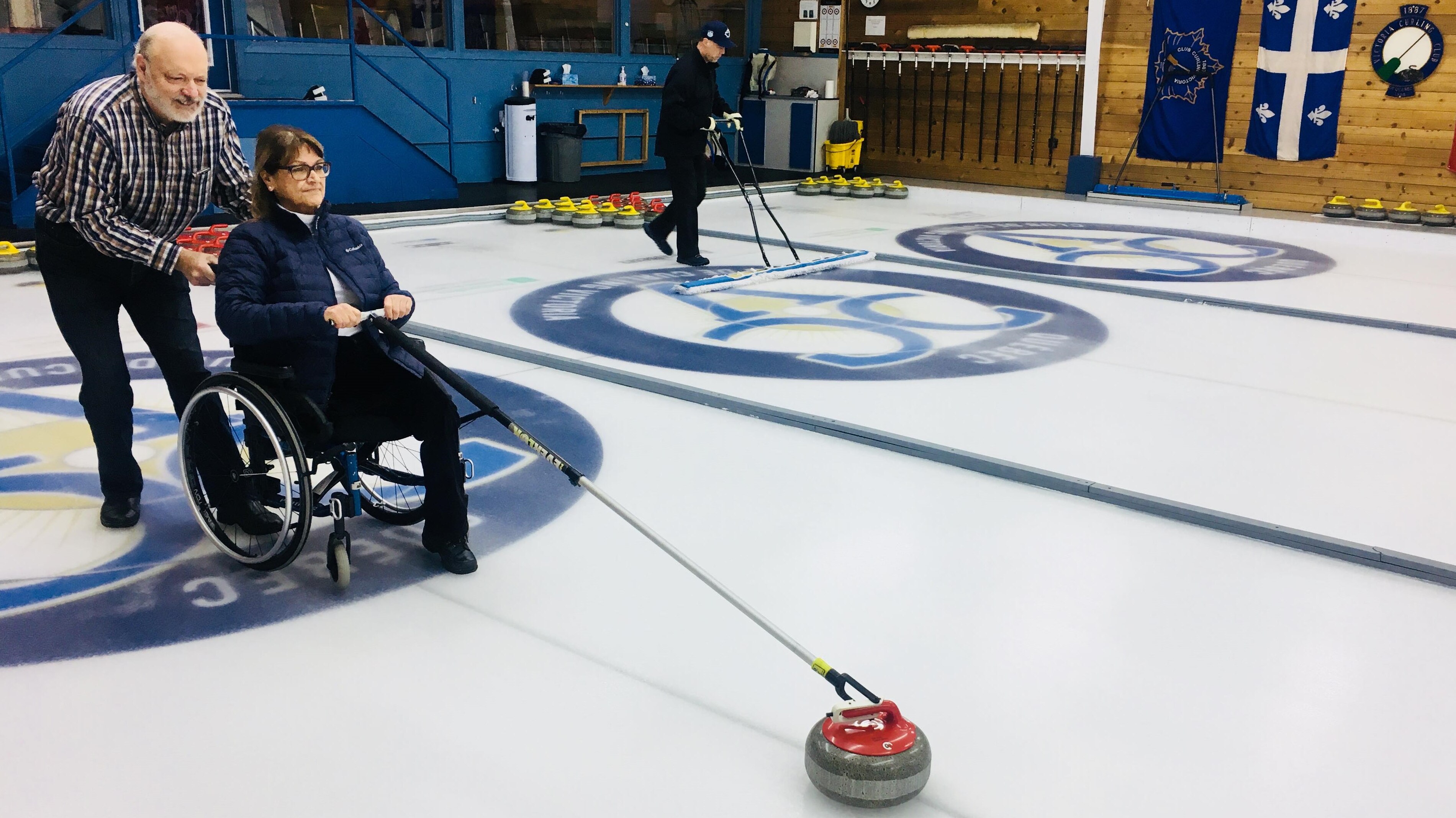 Martine au club de Curling Victoria | OHdio | Radio-Canada