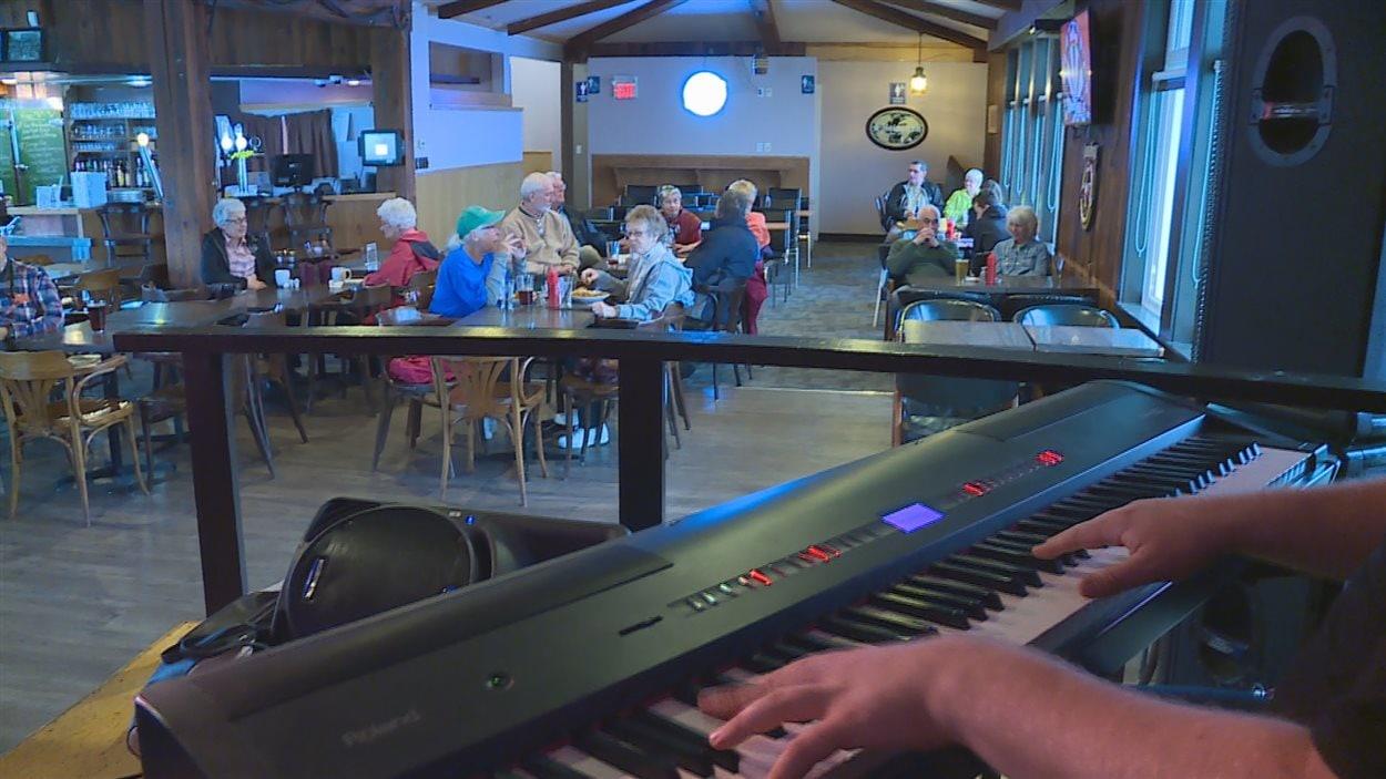 À la découverte du Doryman Pub and Grill de Chéticamp | OHdio | Radio ...