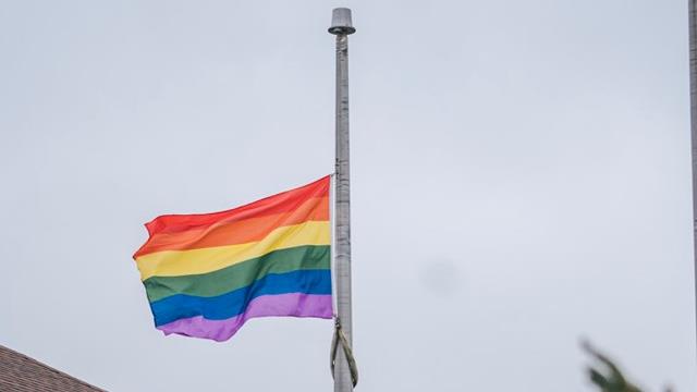 Le drapeau de la fierté hissé pour la première fois à Clare | OHdio ...