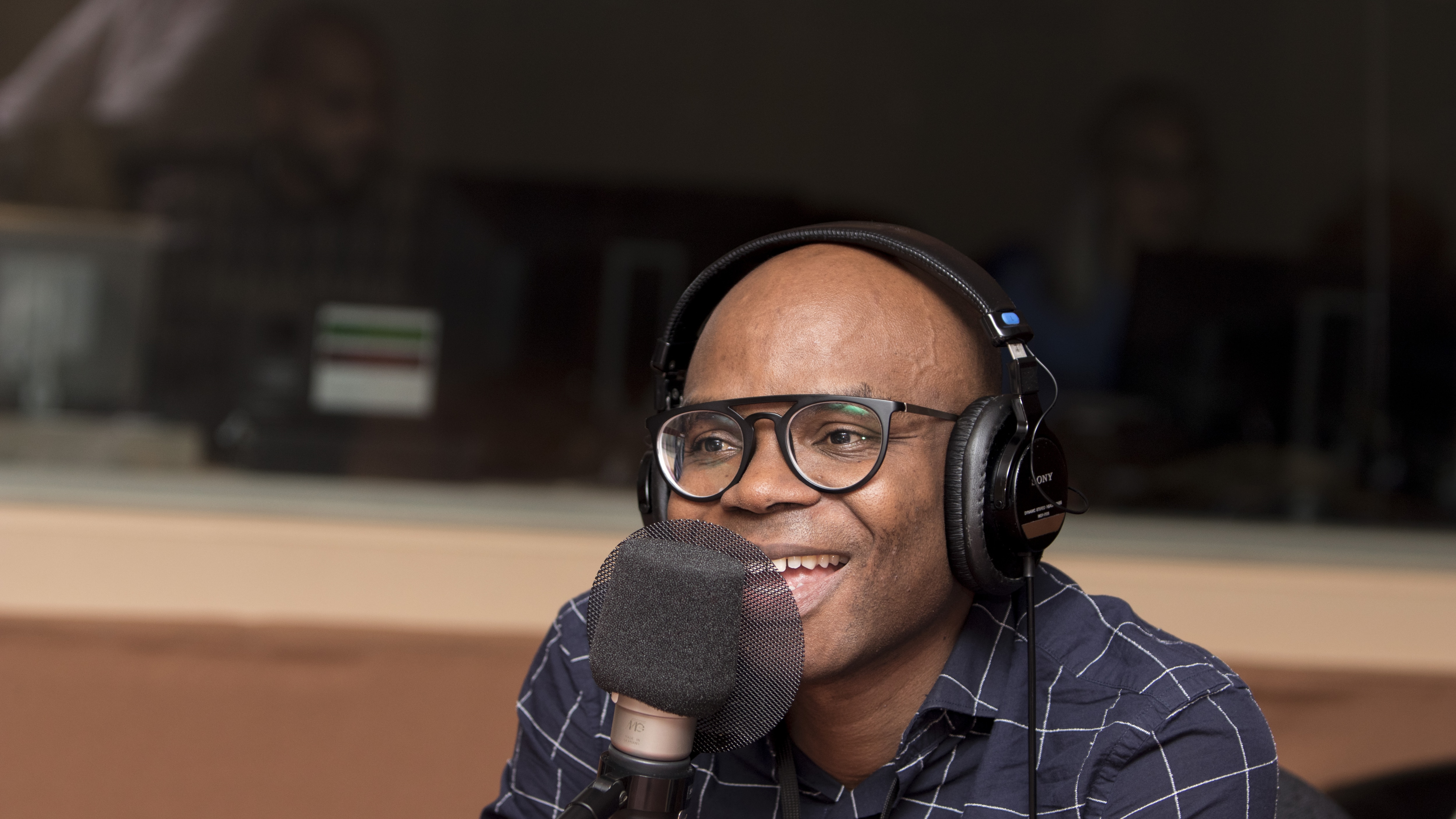 Le roman Mina parmi les ombres, d'Edem Awumey | OHdio | Radio-Canada