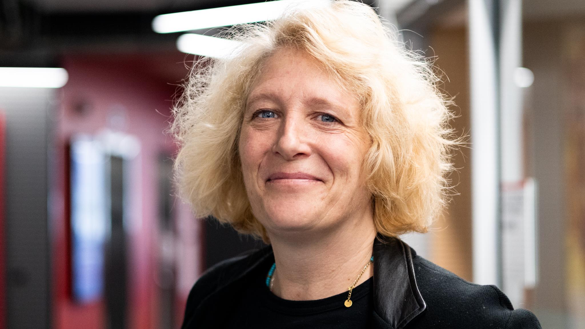 Regarder par l’autre bout de la lorgnette, avec la journaliste Émilie ...